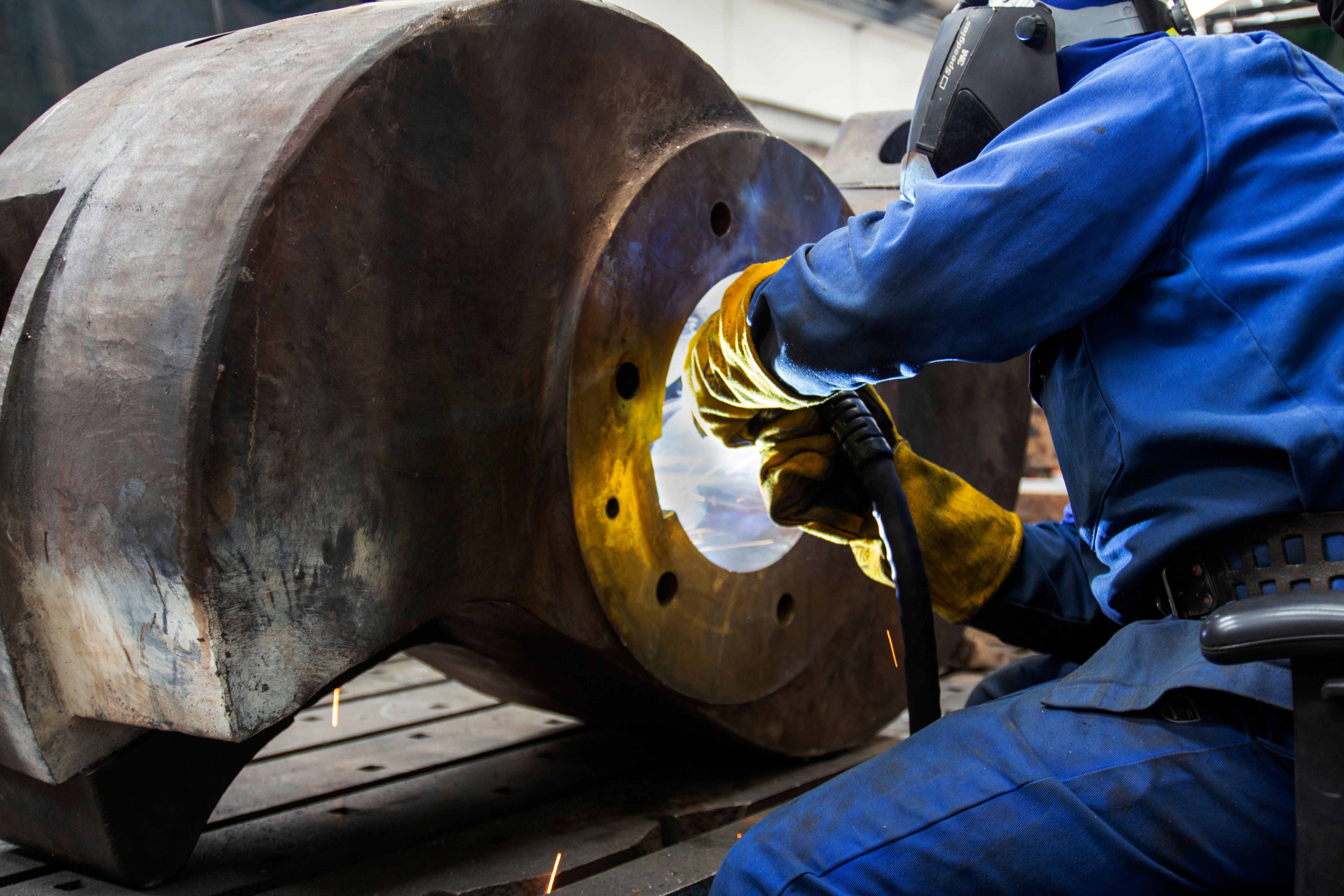 Soudeur Industriel Au Travail Sur Une Grande Pièce De Machine · Photo ...