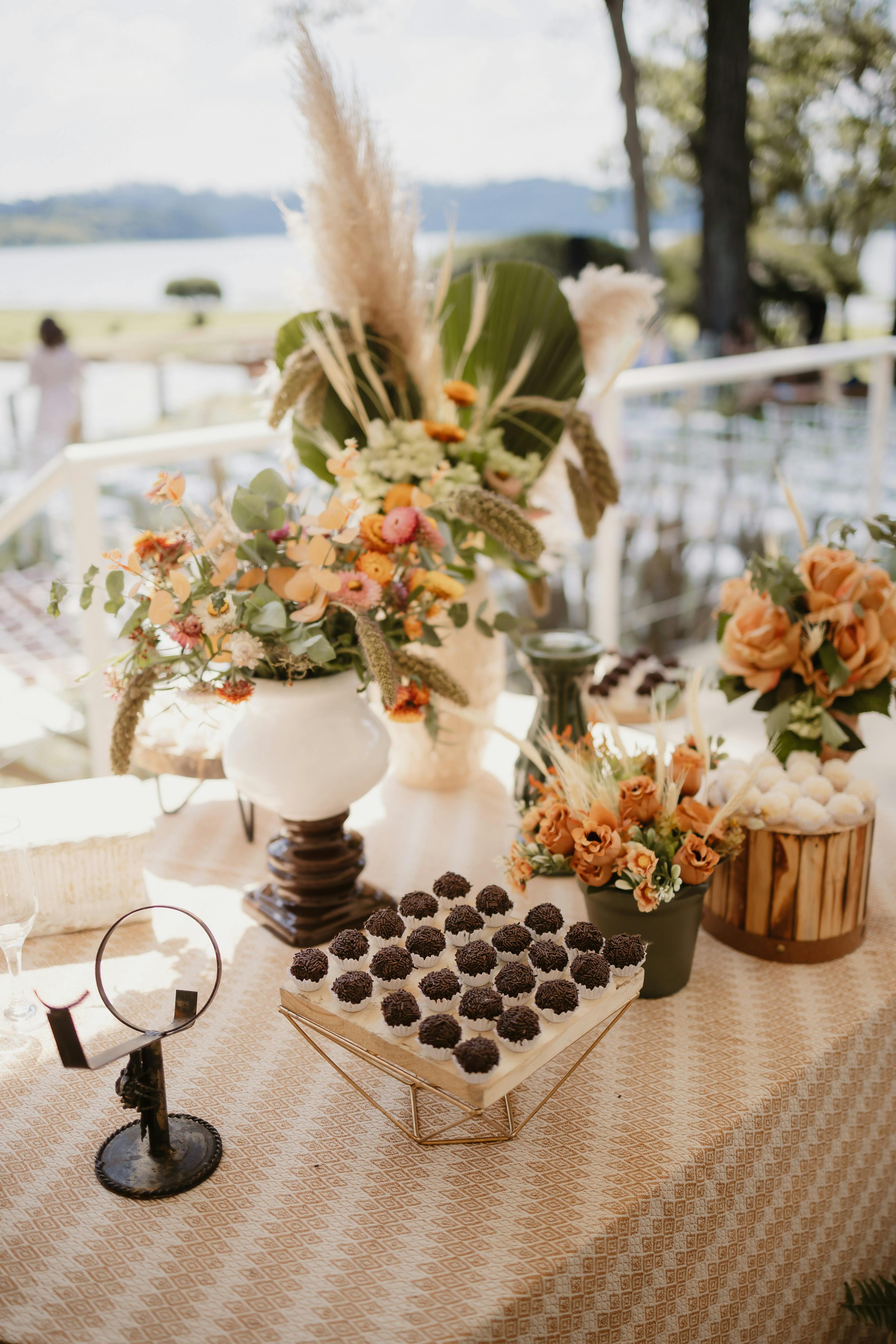Elegant Outdoor Event Table Setting with Floral Décor · Free Stock Photo