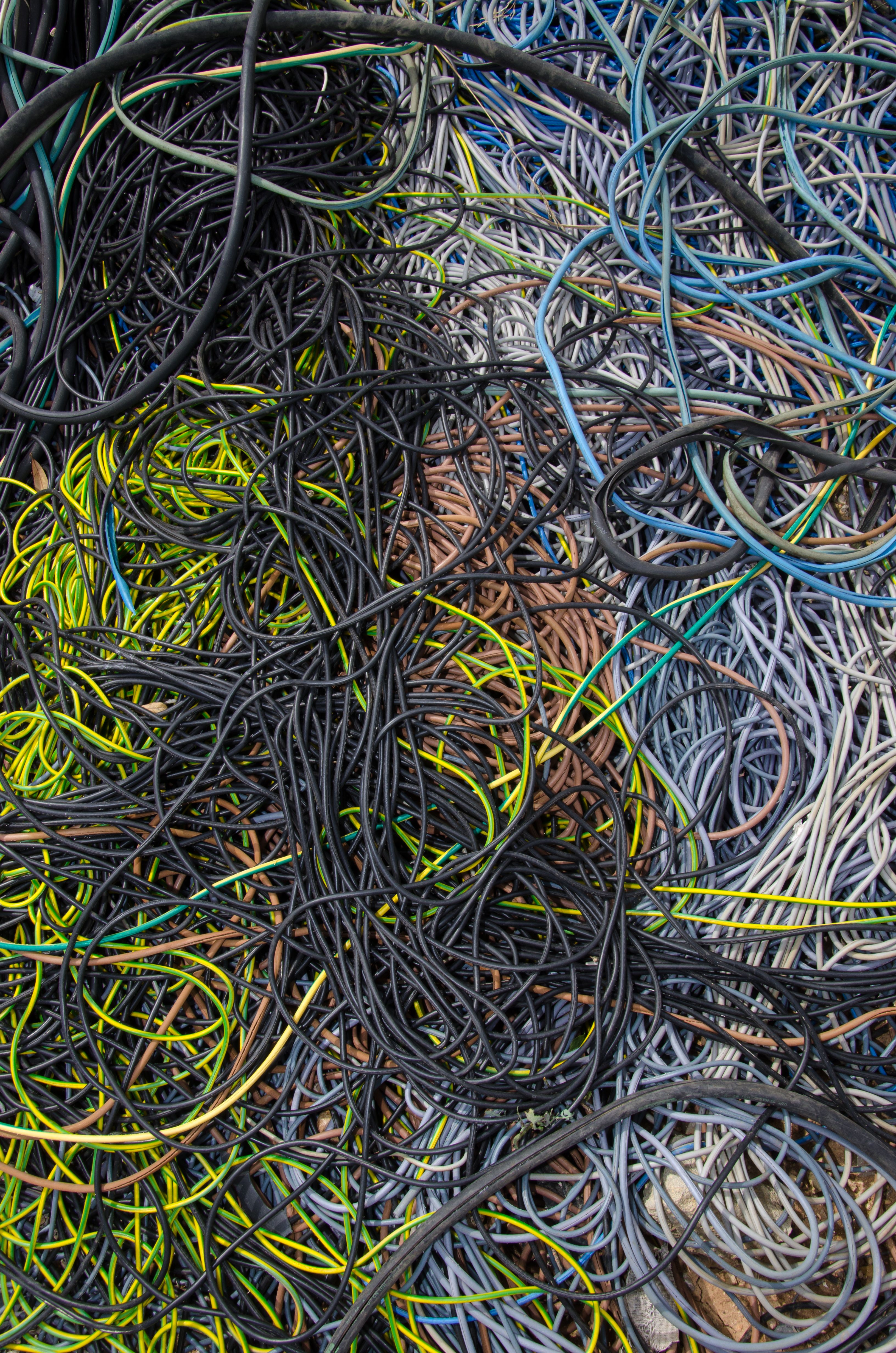 Cabos E Fios Multicoloridos Emaranhados · Foto profissional gratuita