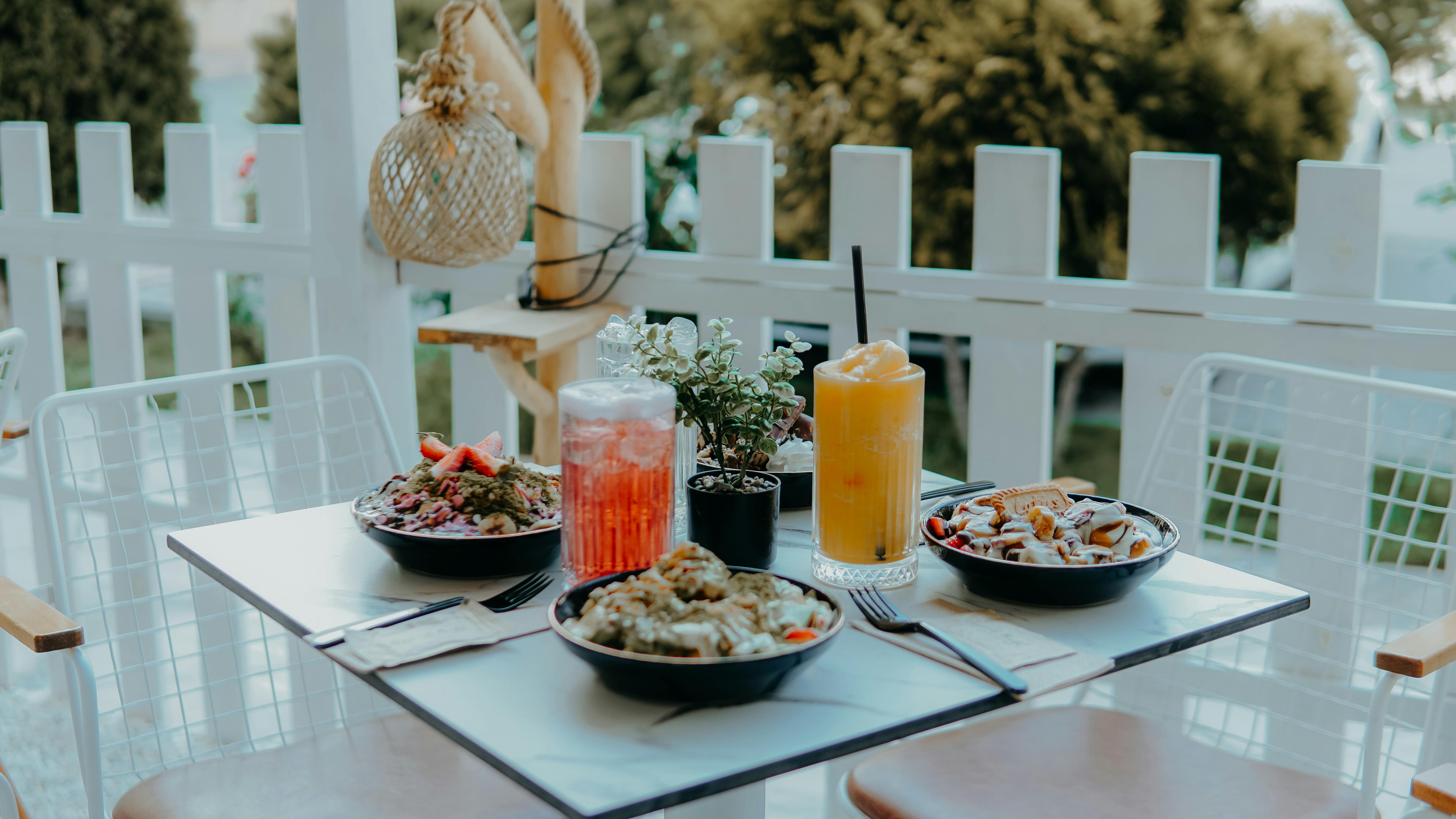 Outdoor Dining with Refreshing Beverages · Free Stock Photo