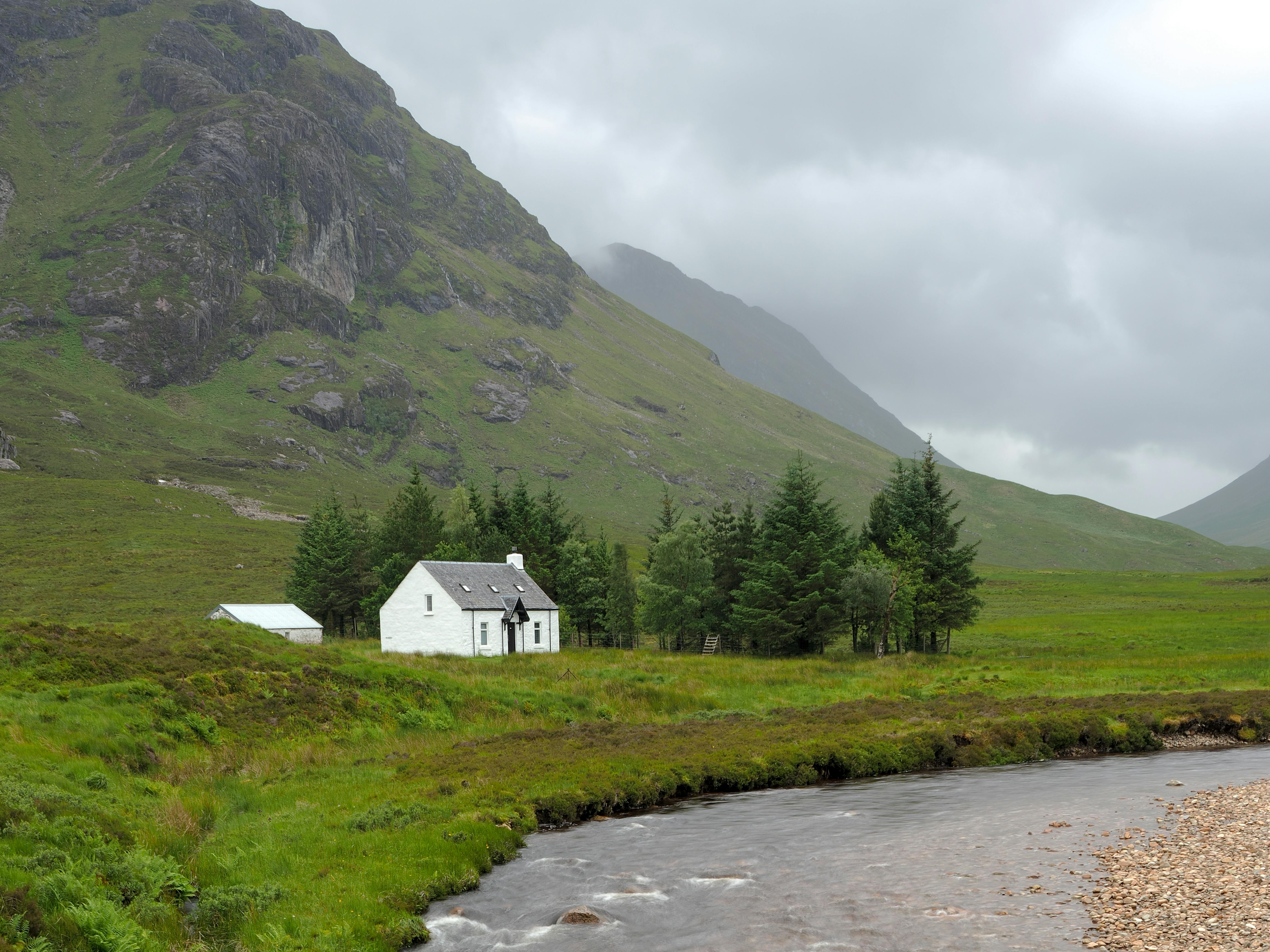 Scenic Highland Cottage in Lush Valley · Free Stock Photo