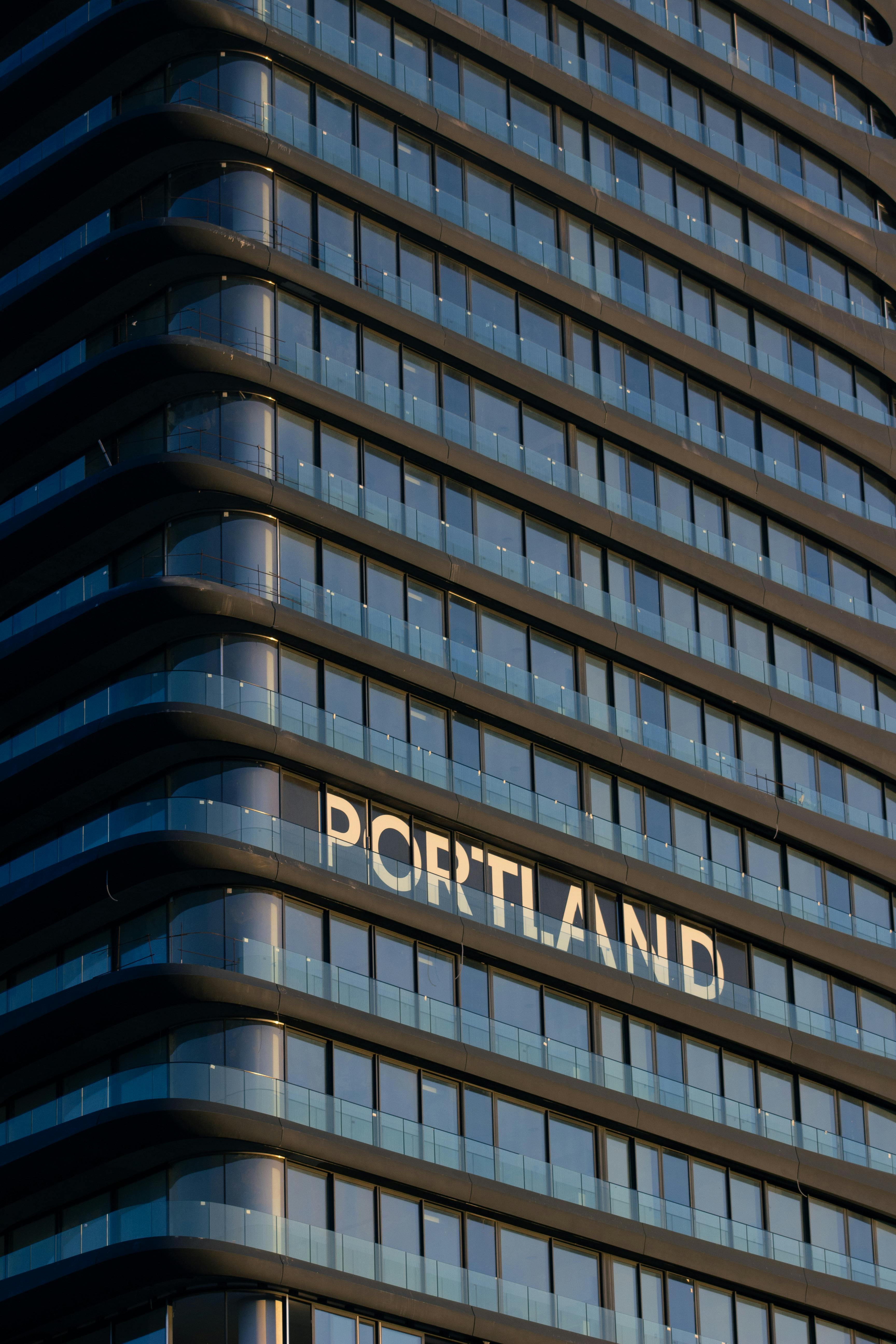 Edificio De Arquitectura Moderna Con Letrero De Portland · Foto de ...