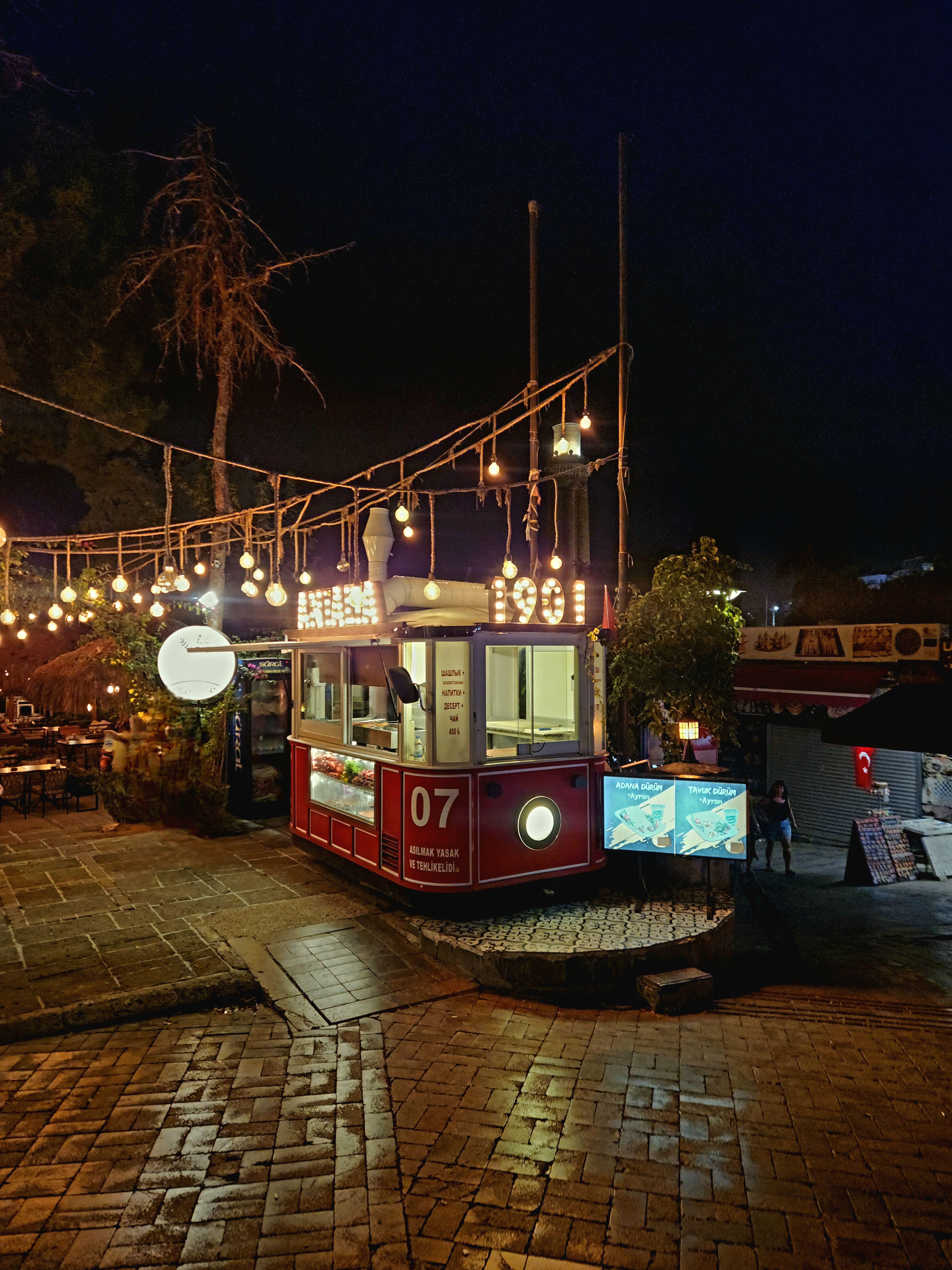 Cozy Night Scene at a Street Food Cart · Free Stock Photo