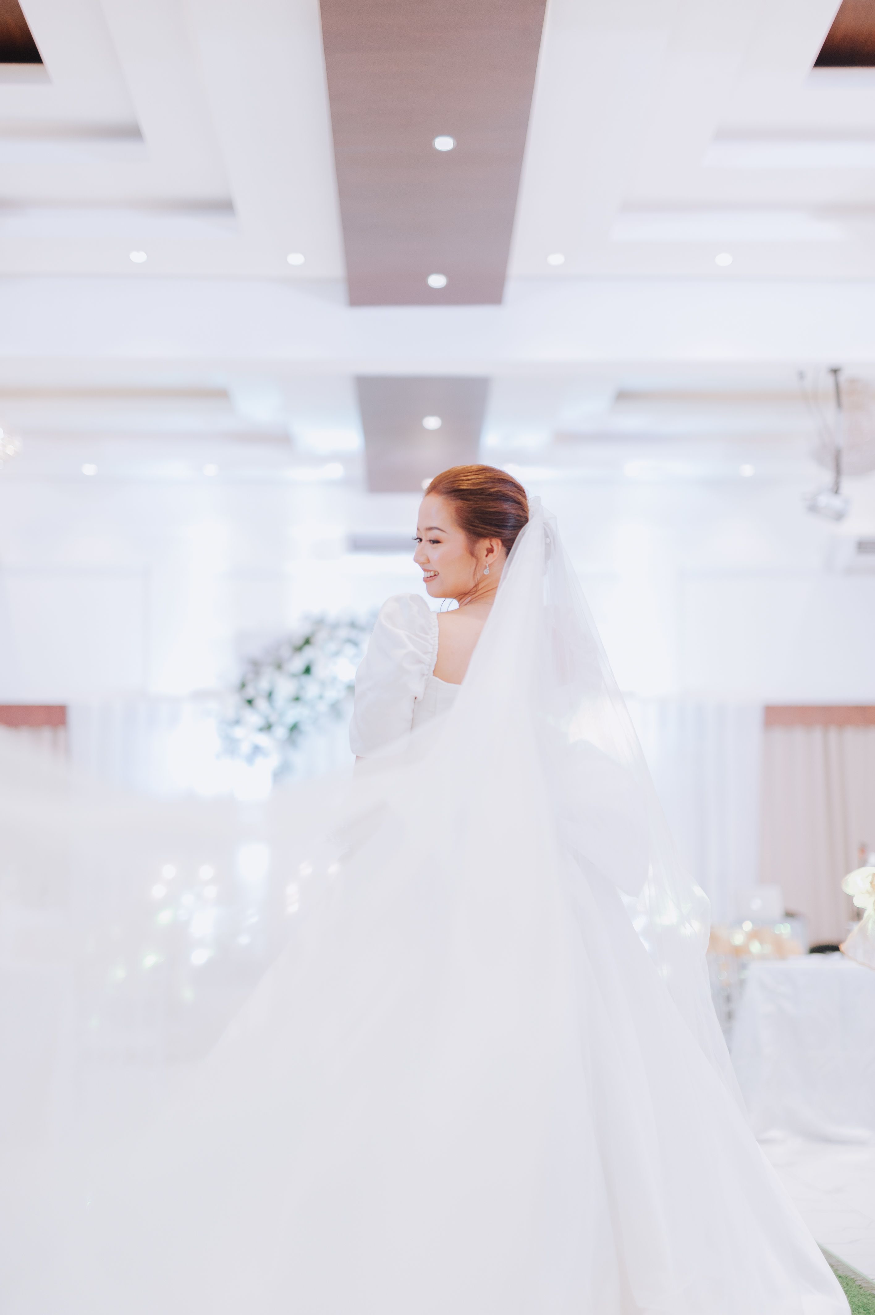 Elegant Indoor Wedding with Bride in Focus · Free Stock Photo