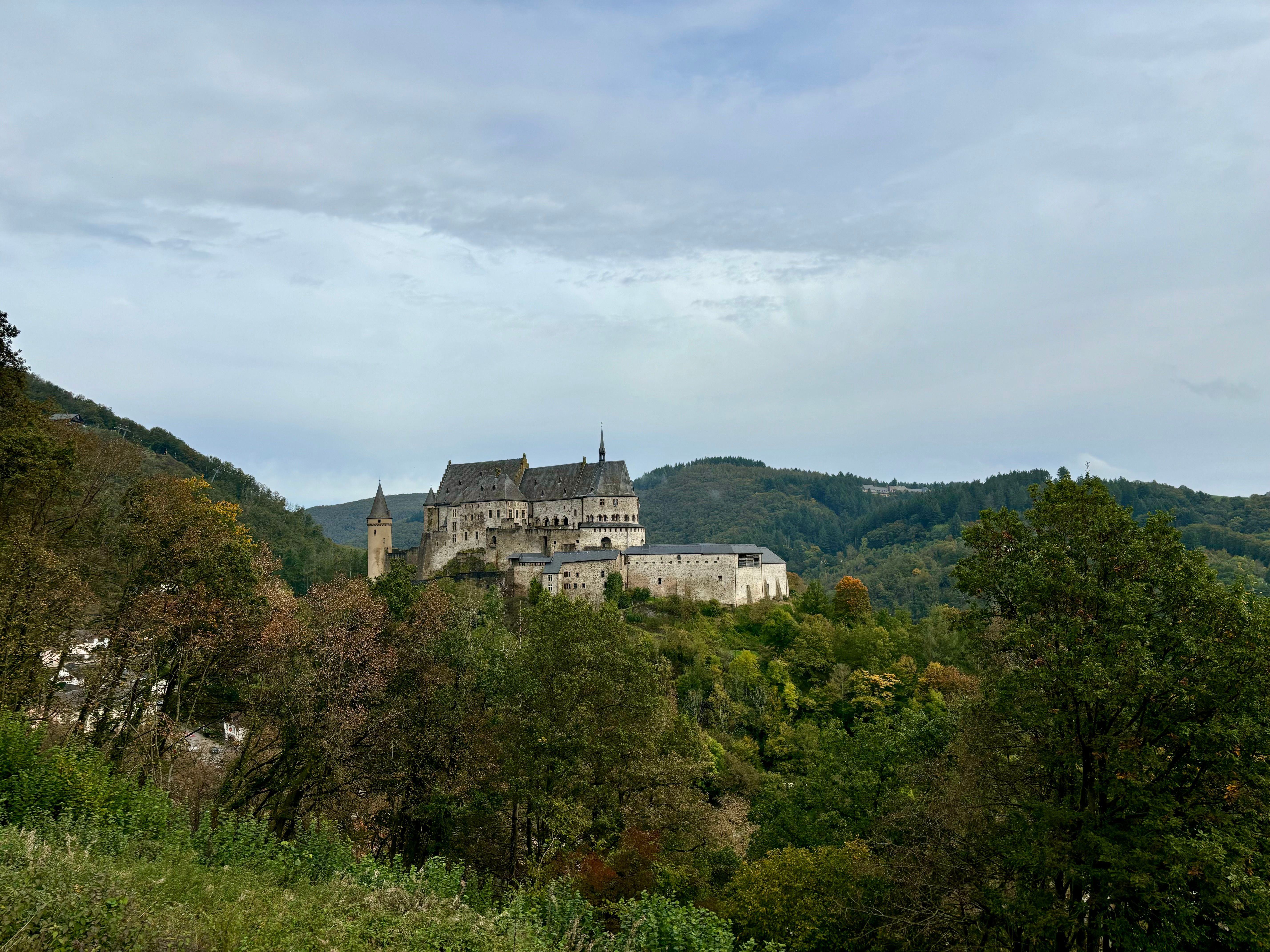 Majestoso Castelo De Vianden Nas Colinas Verdes De Luxemburgo · Foto ...
