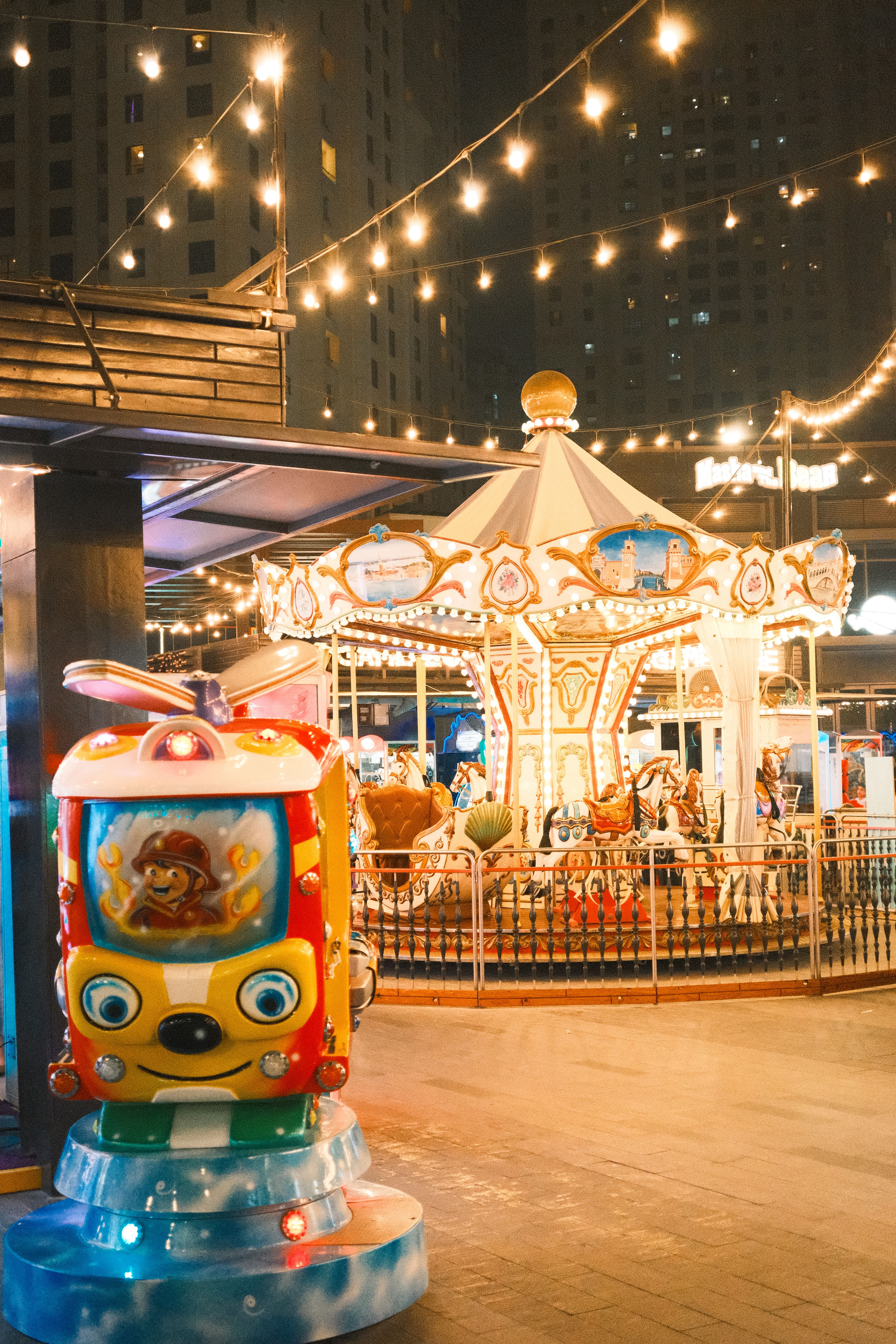 Dubai Marina Nightlife with Carousel and Lights · Free Stock Photo