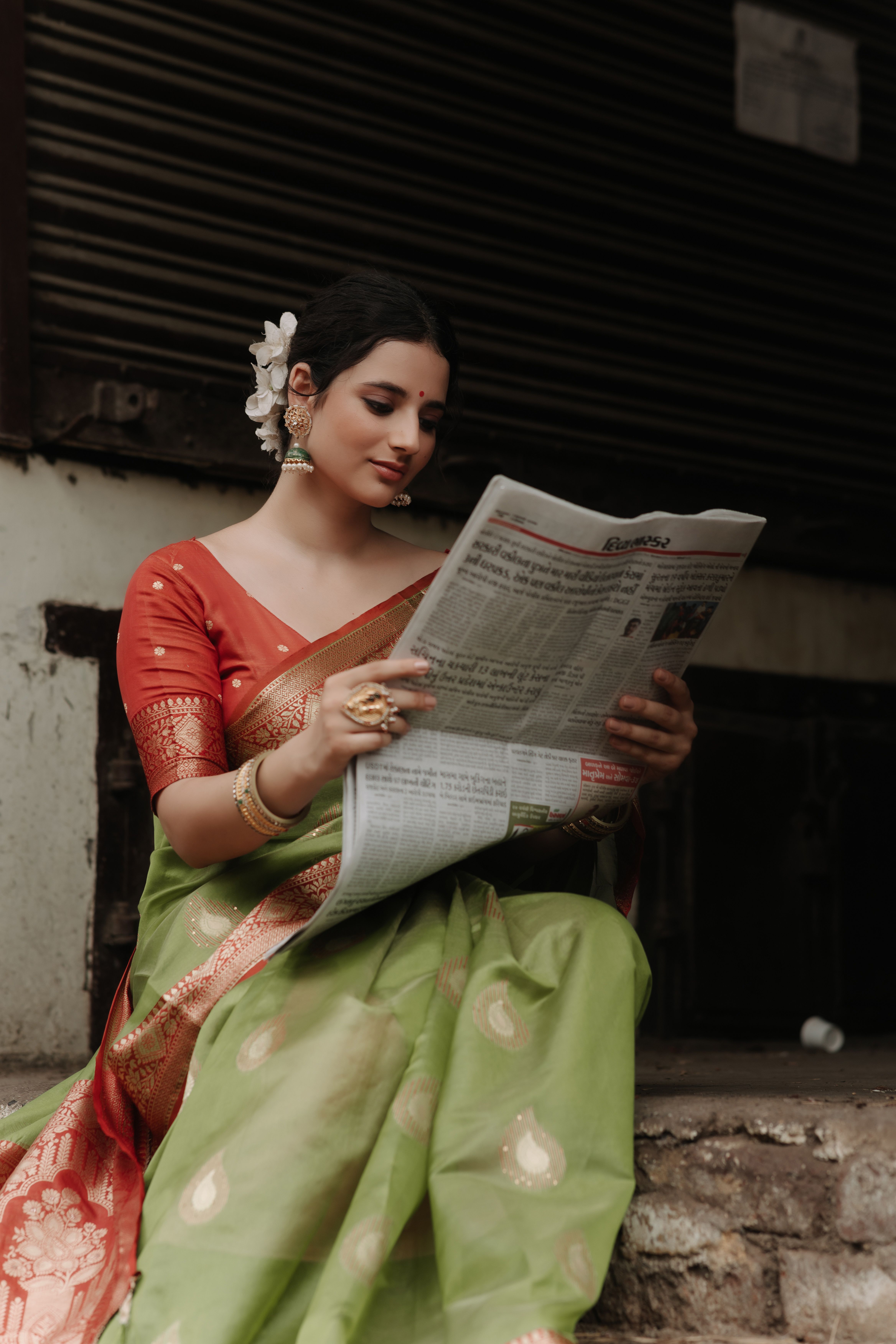 Mujer Elegante Con Sari Tradicional Leyendo El Periódico · Foto de ...