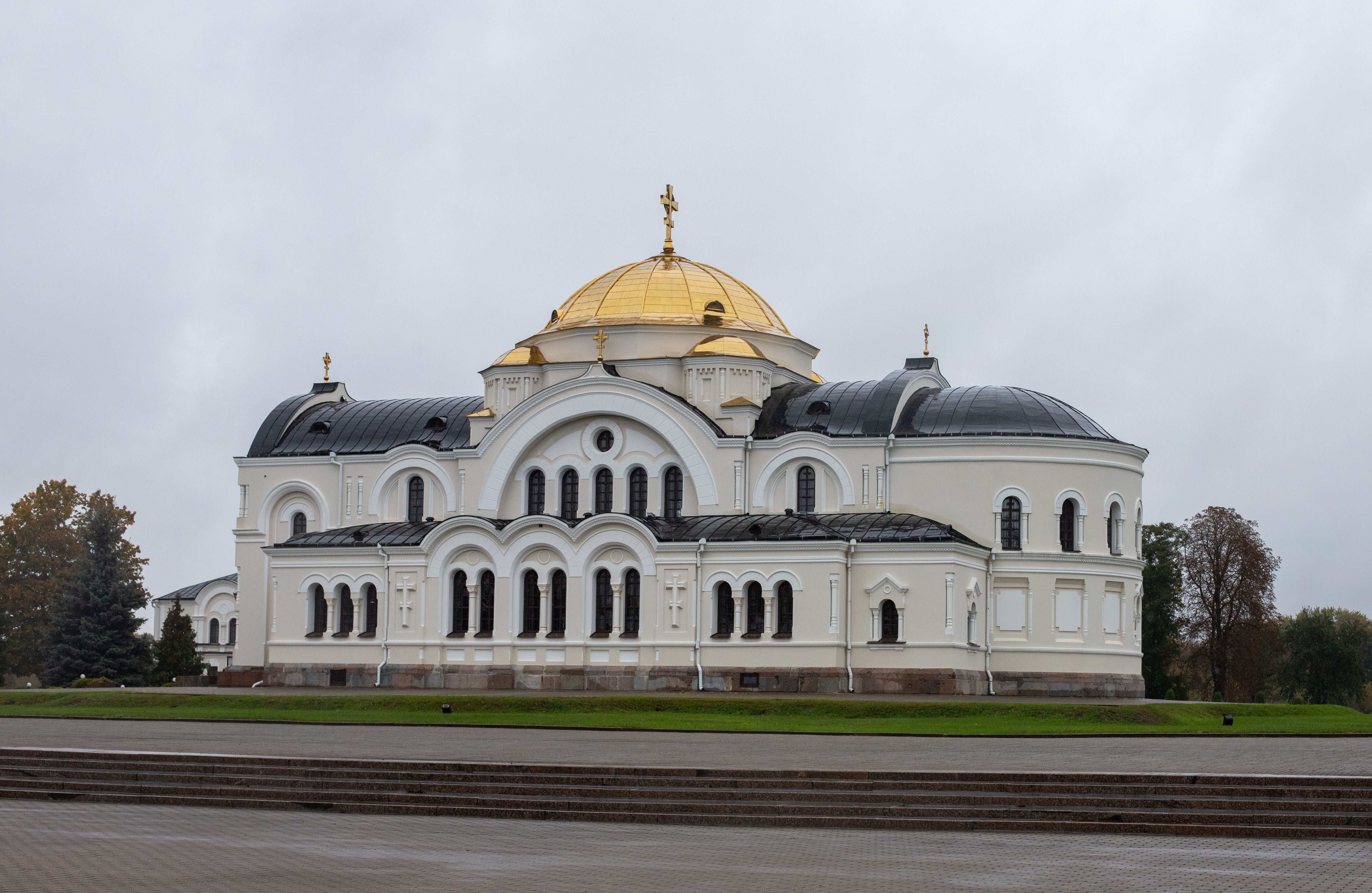 Stunning White Building with Golden Dome Architecture · Free Stock Photo