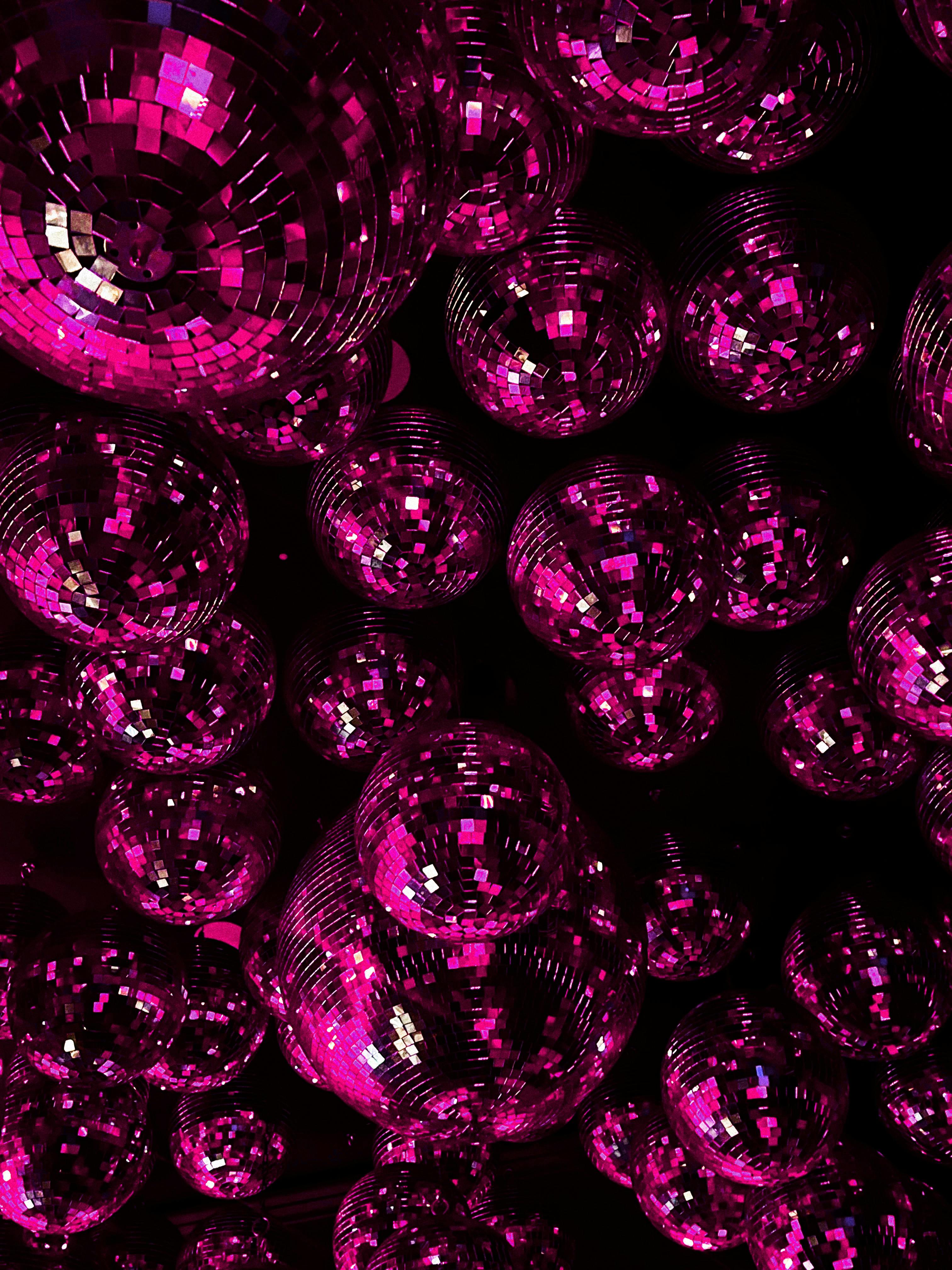 Bolas De Discoteca De Color Rosa Vibrante Que Iluminan El Ambiente De ...