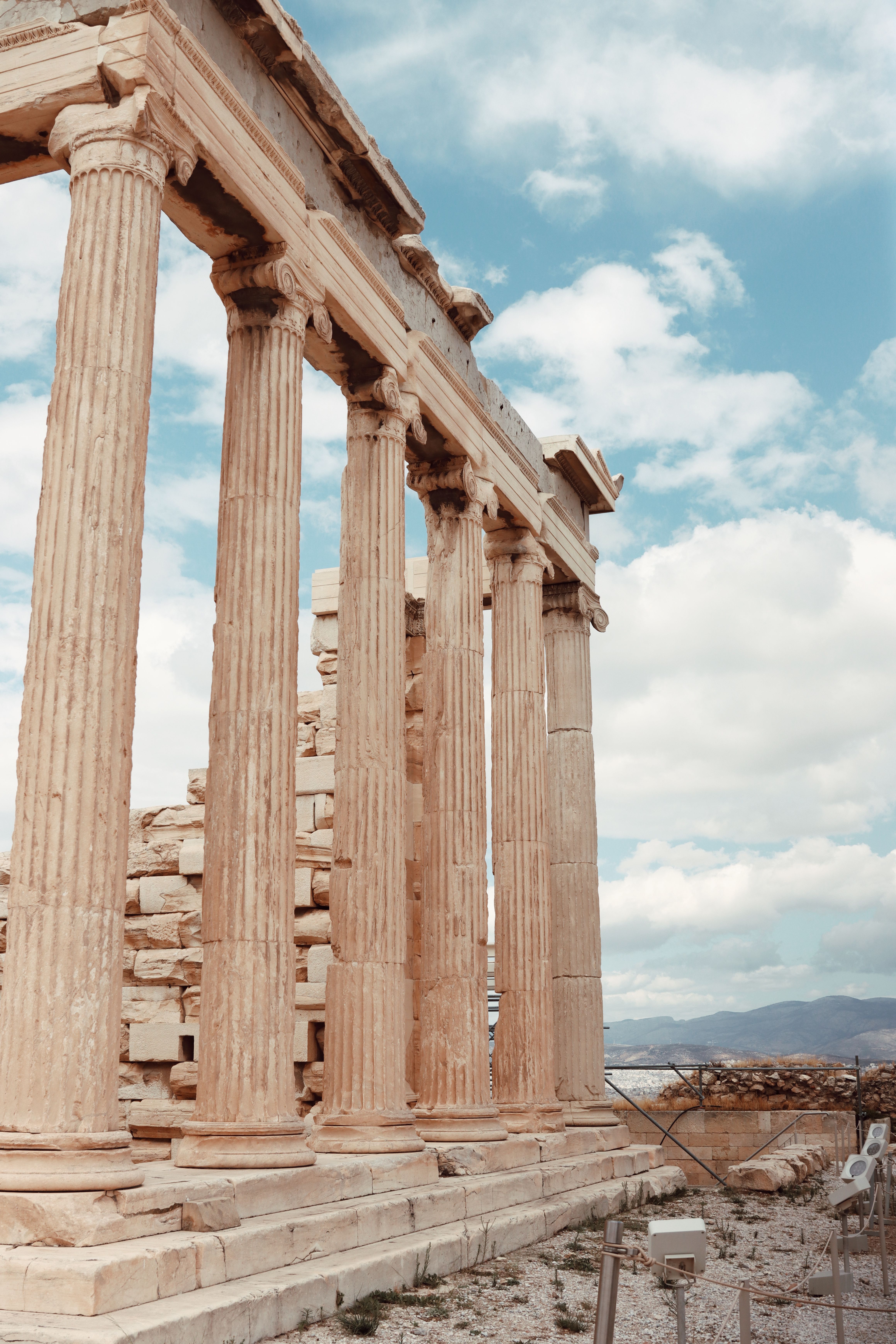Columnas Del Partenón Contra Un Cielo Azul En Atenas · Foto de stock ...