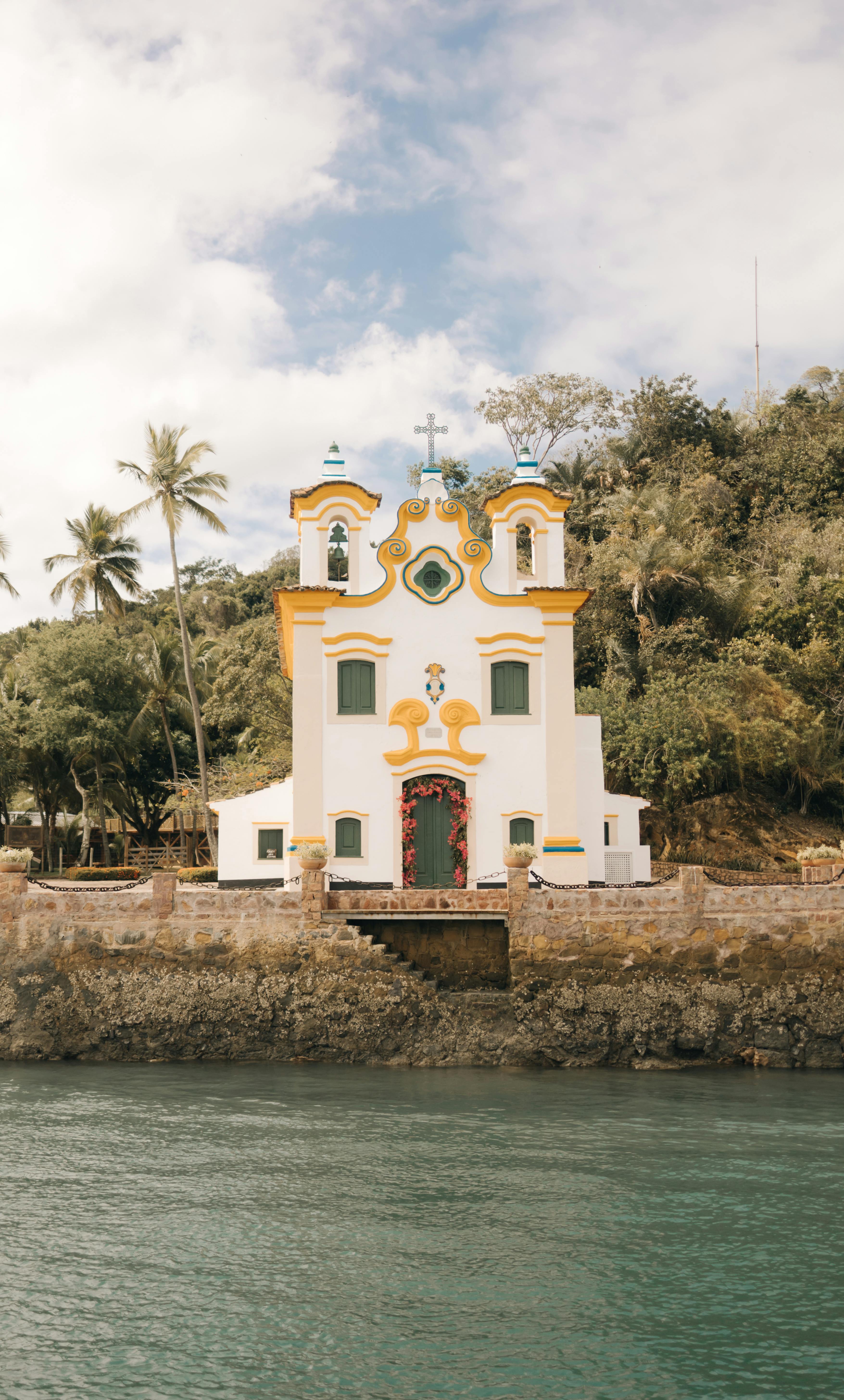 Charming Colonial Church by Riverside · Free Stock Photo