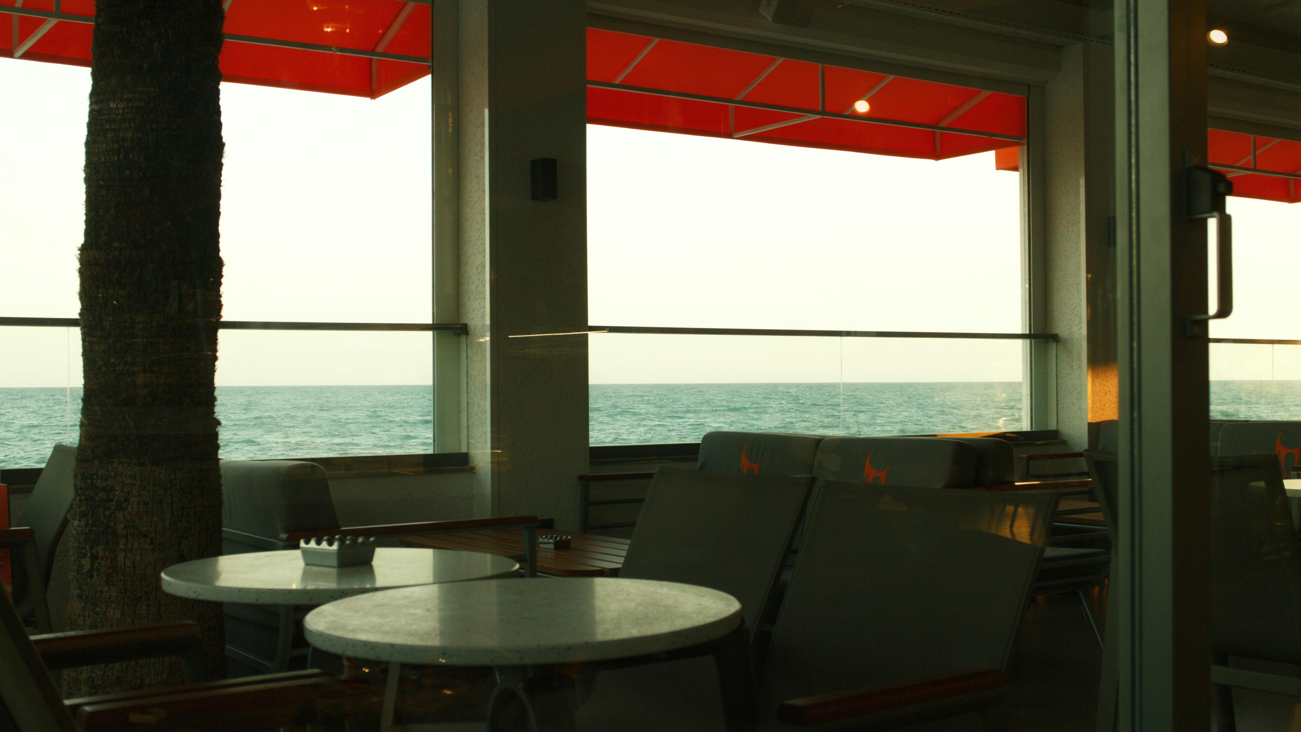 Cozy Seaside Cafe View in Mersin, Türkiye · Free Stock Photo