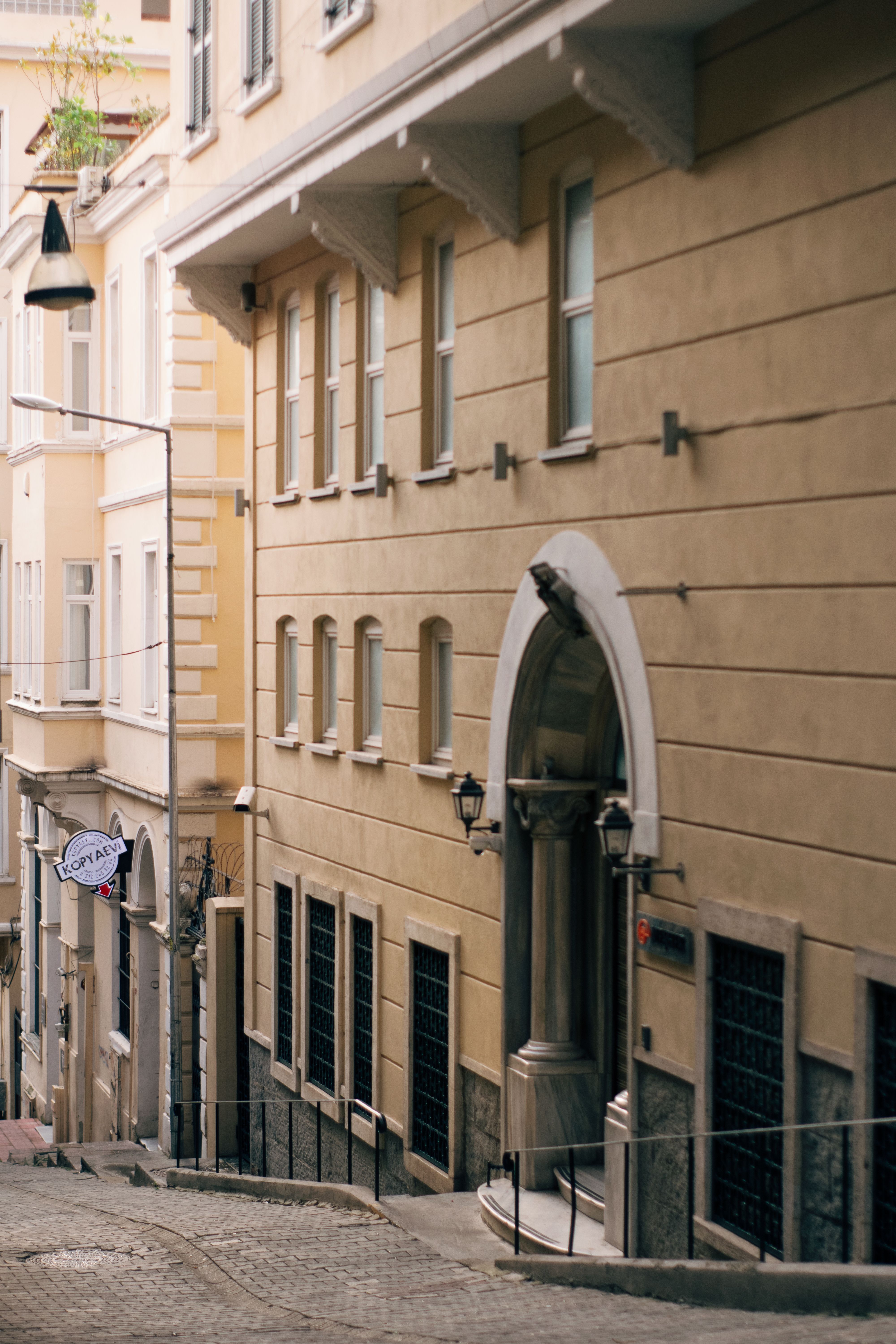 Charming European Street with Historic Buildings · Free Stock Photo