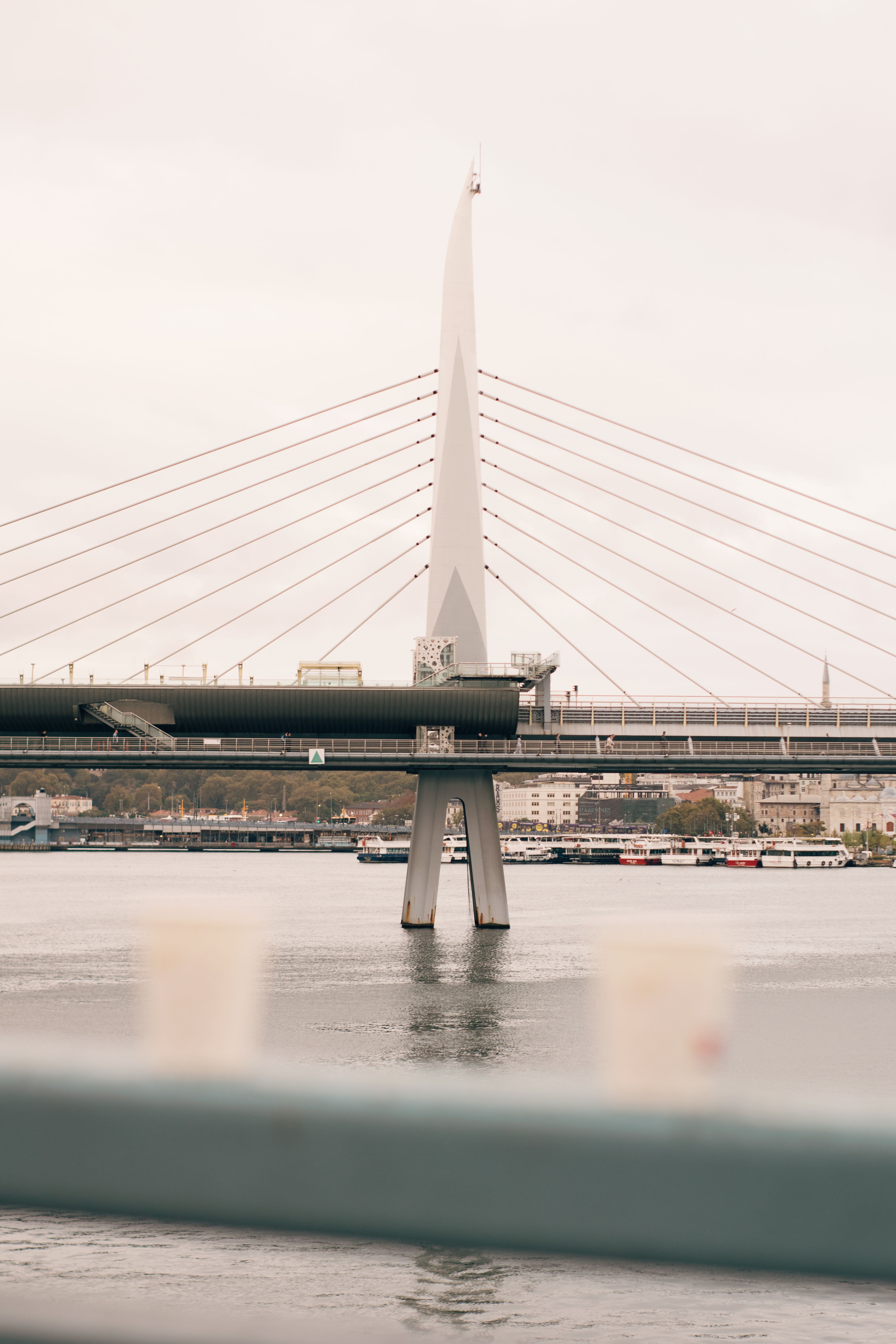 Escena De Un Puente Atirantado Moderno Sobre Un Río · Foto de stock ...