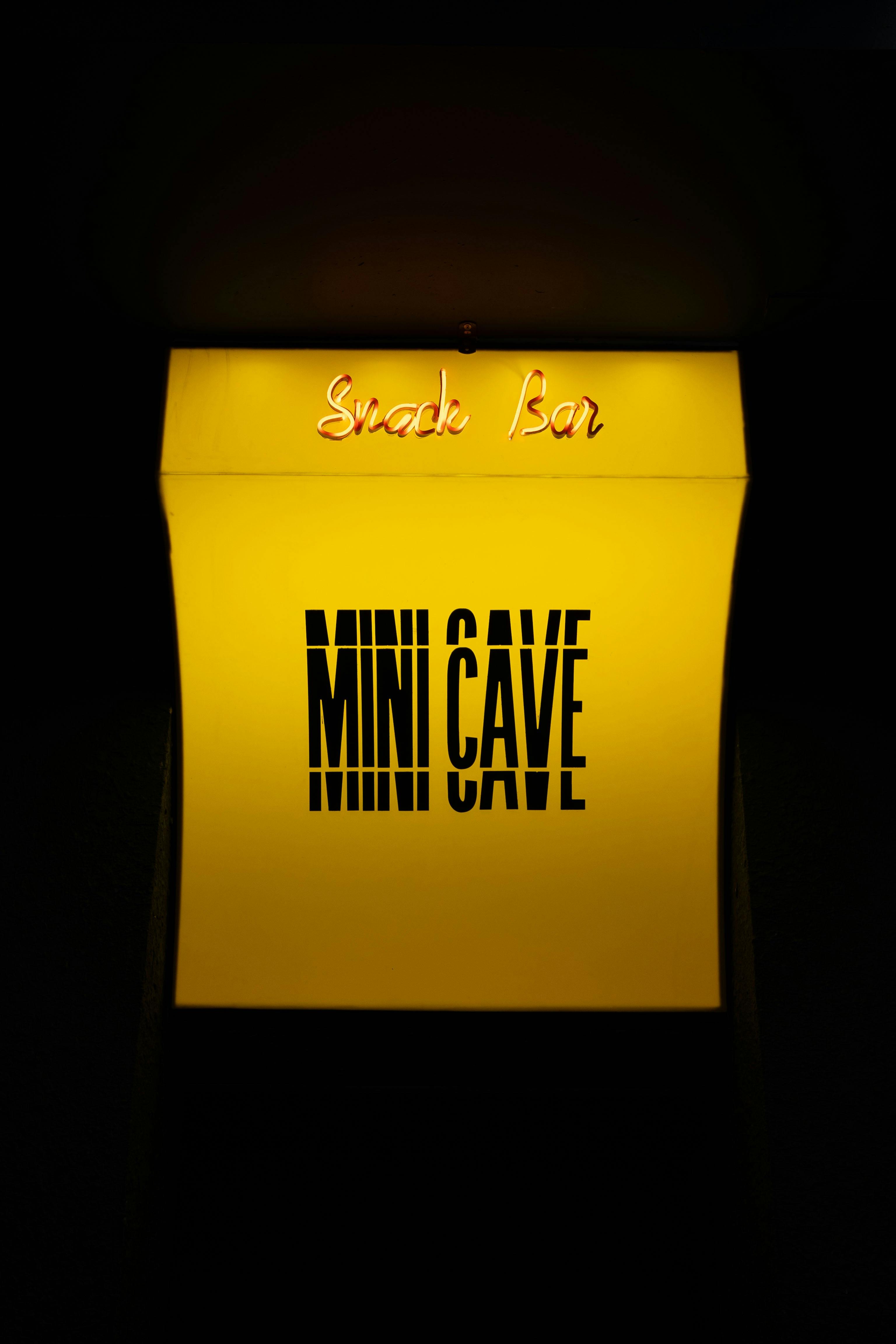 Papan Tanda Bar Makanan Ringan Berlampu Di Kota Ho Chi Minh · Foto Stok ...