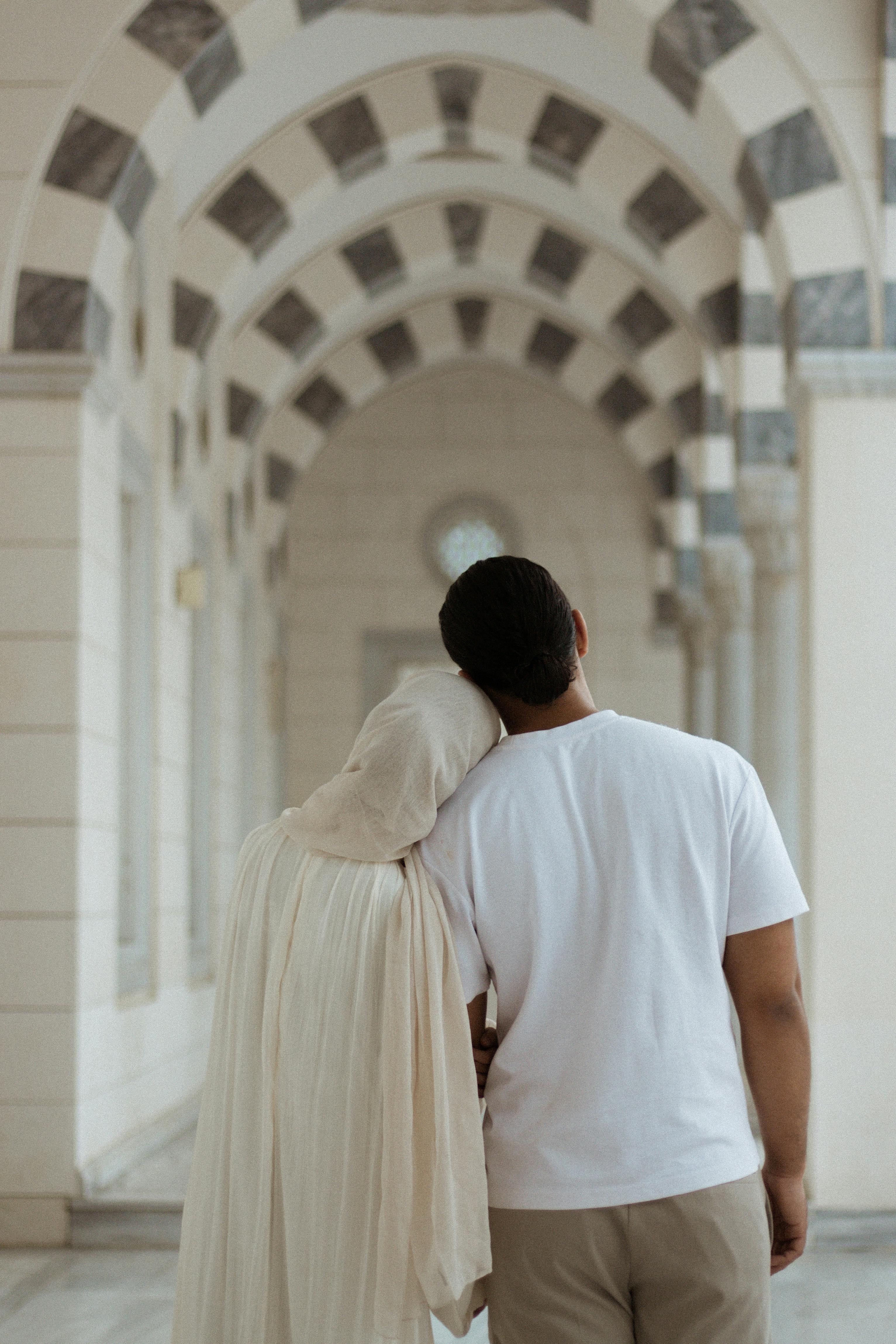 Couple in Archway with Romantic Atmosphere · Free Stock Photo