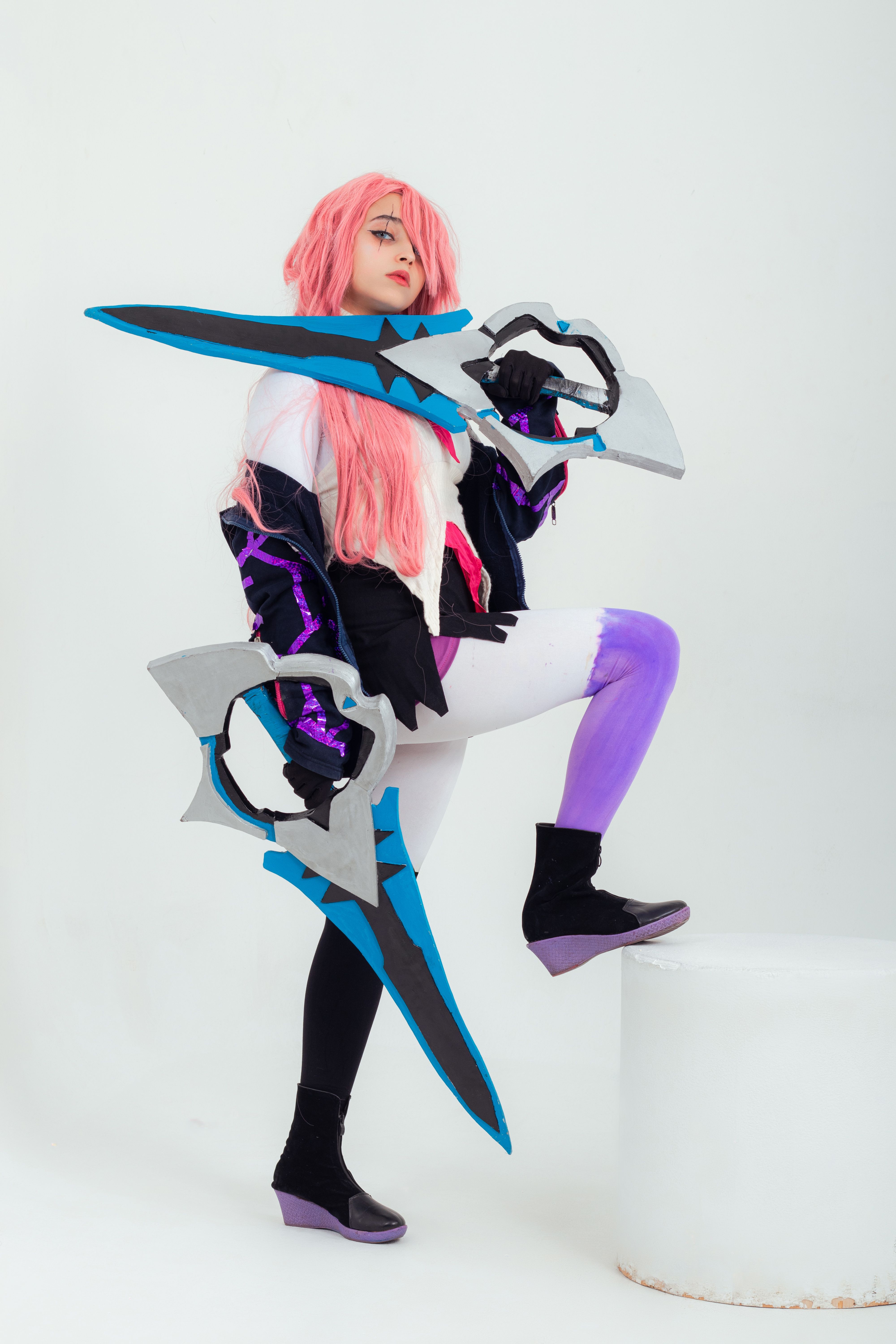Cosplayer Berpose Dengan Kostum Terinspirasi Anime · Foto Stok Gratis