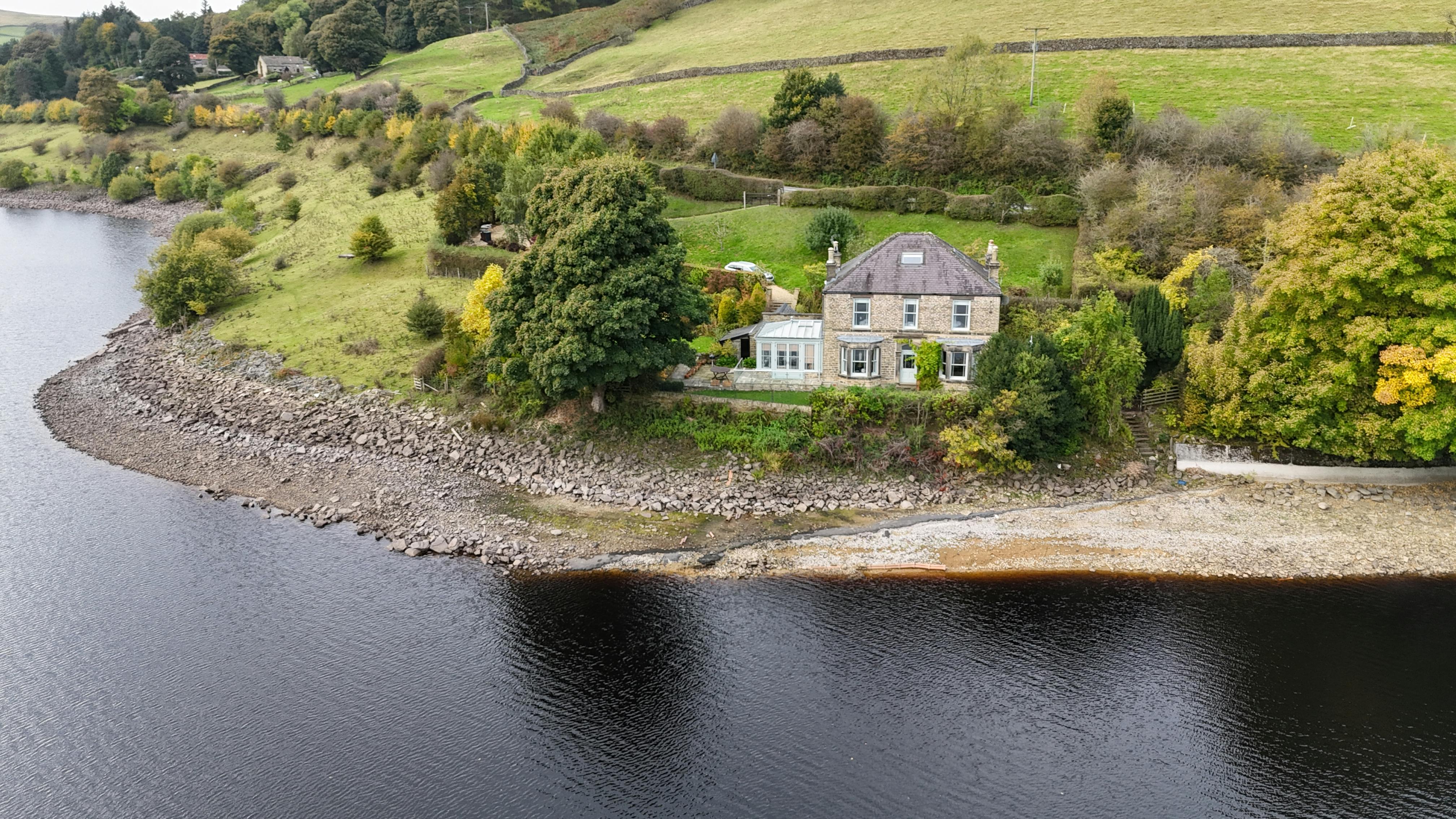 Charming Lakeside House in Scenic Countryside Setting · Free Stock Photo