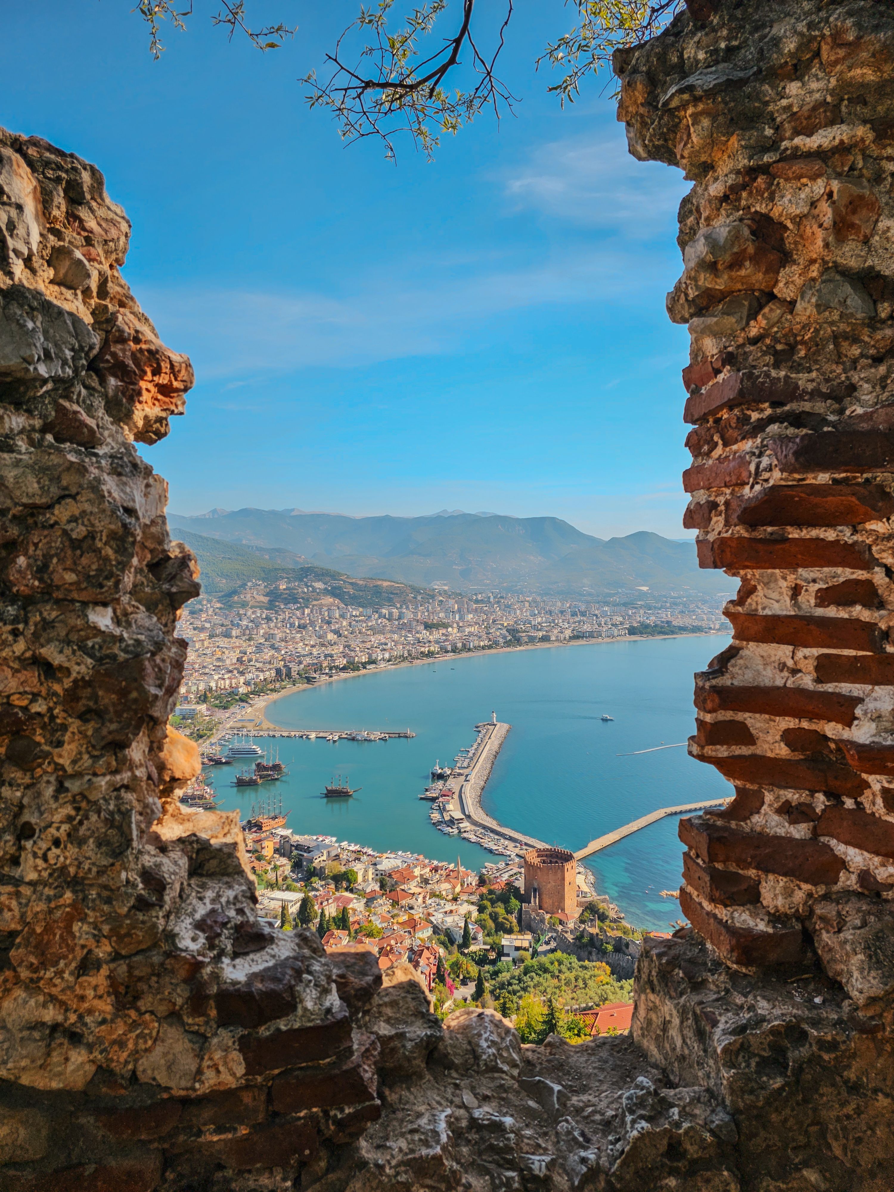 Vista Panorámica De La Costa De Antalya A Través De Ruinas Antiguas ...