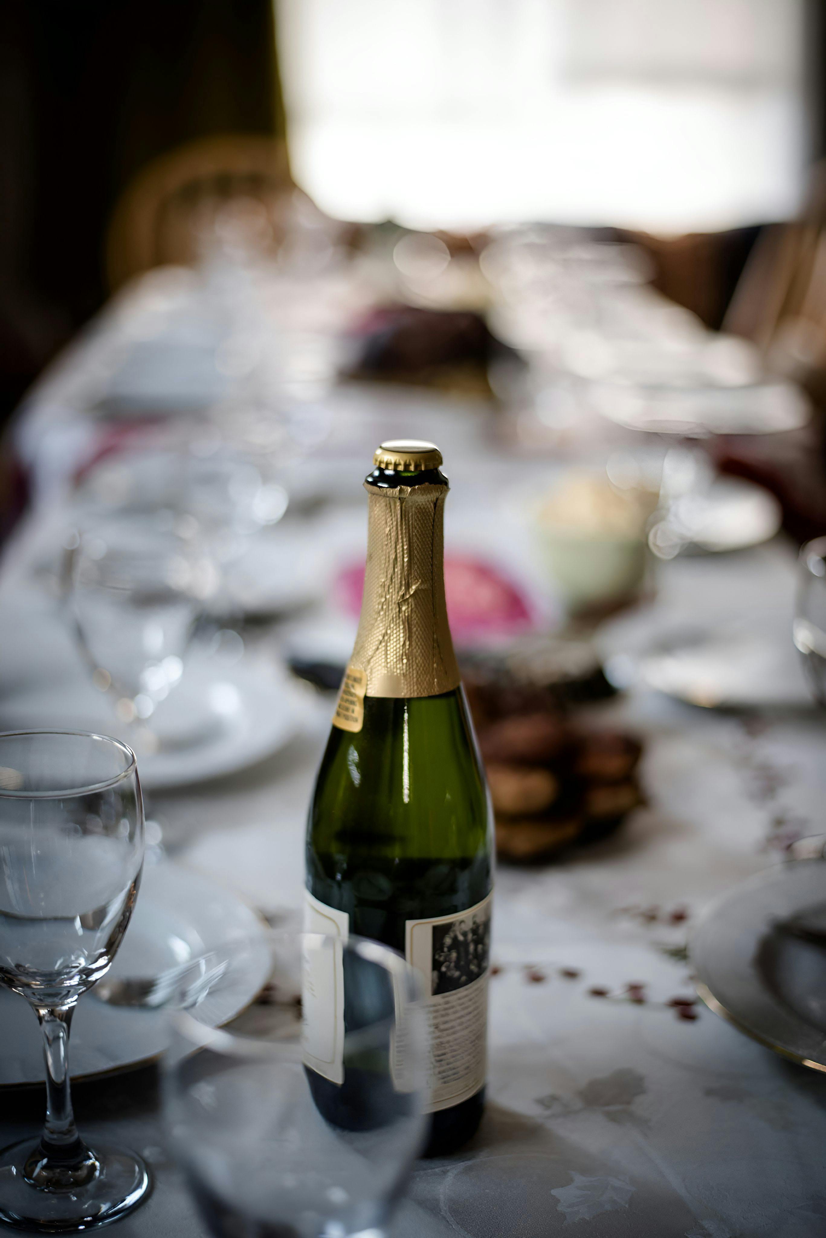 Foto de stock gratuita sobre adentro, alcohol, almuerzo, banquete, beber, botella, brindis ...