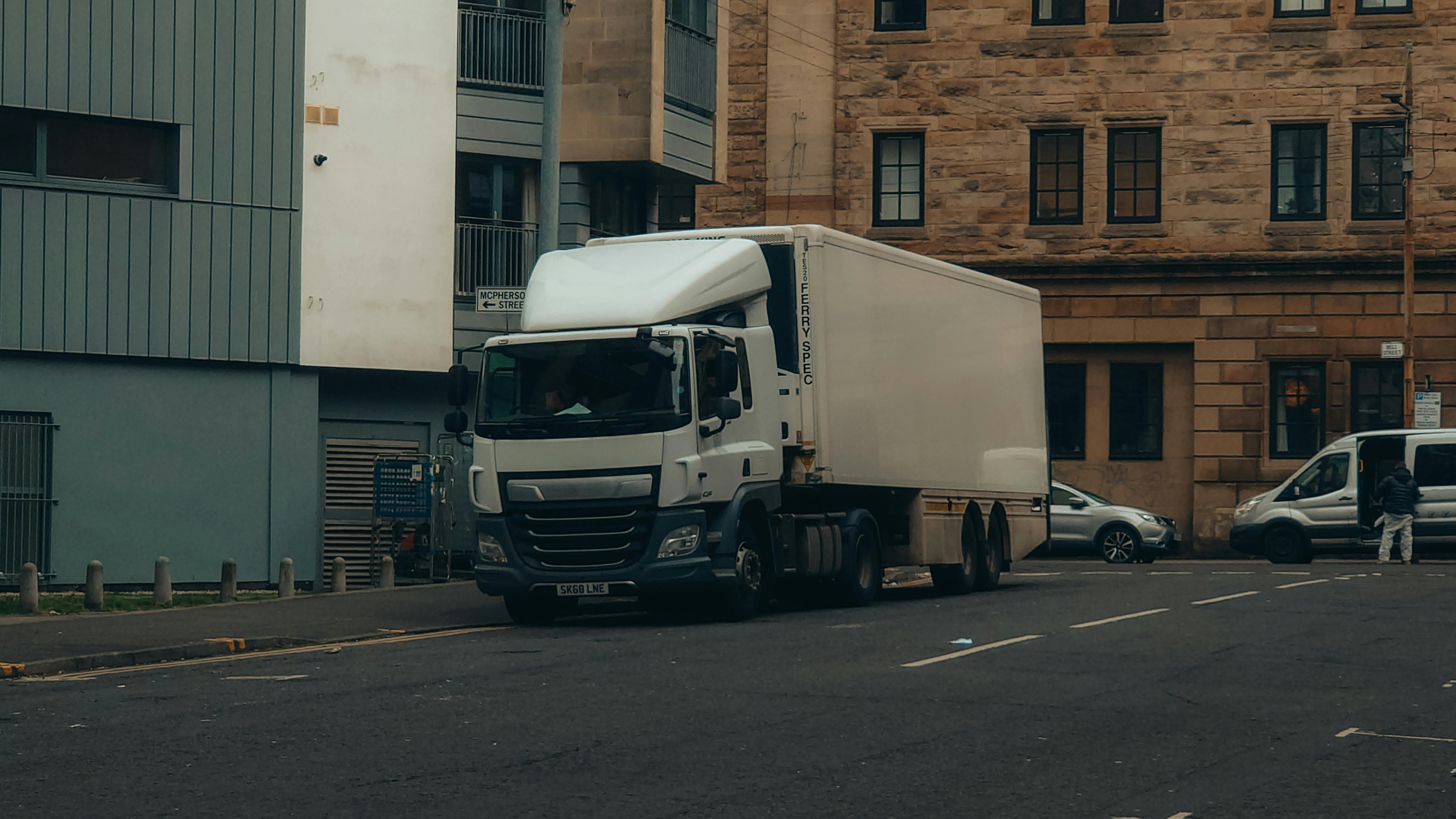 Truck In City Photos, Download The BEST Free Truck In City Stock Photos ...