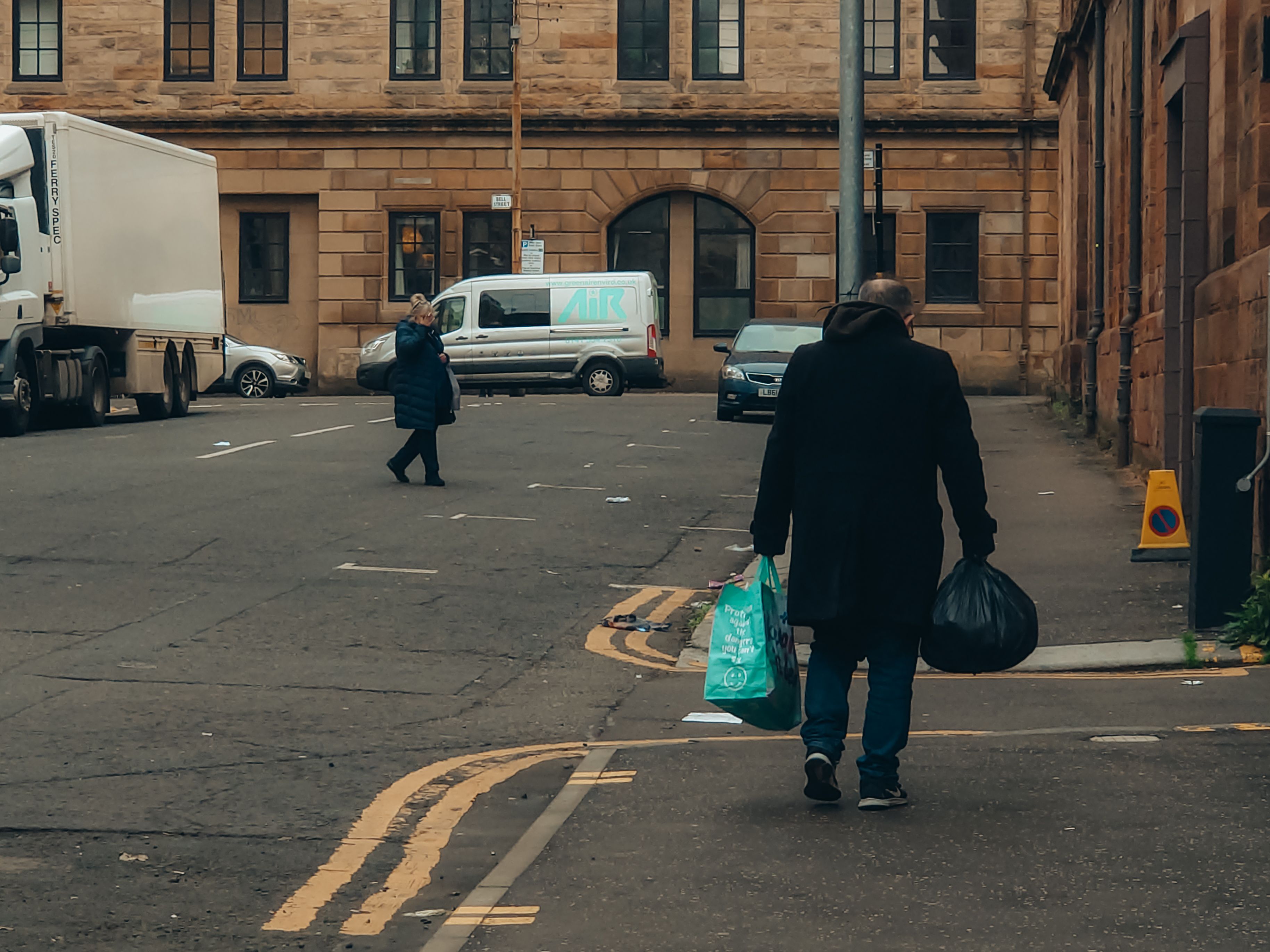 Escena Urbana De Calle Con Personas Y Vehículos · Foto de stock gratuita