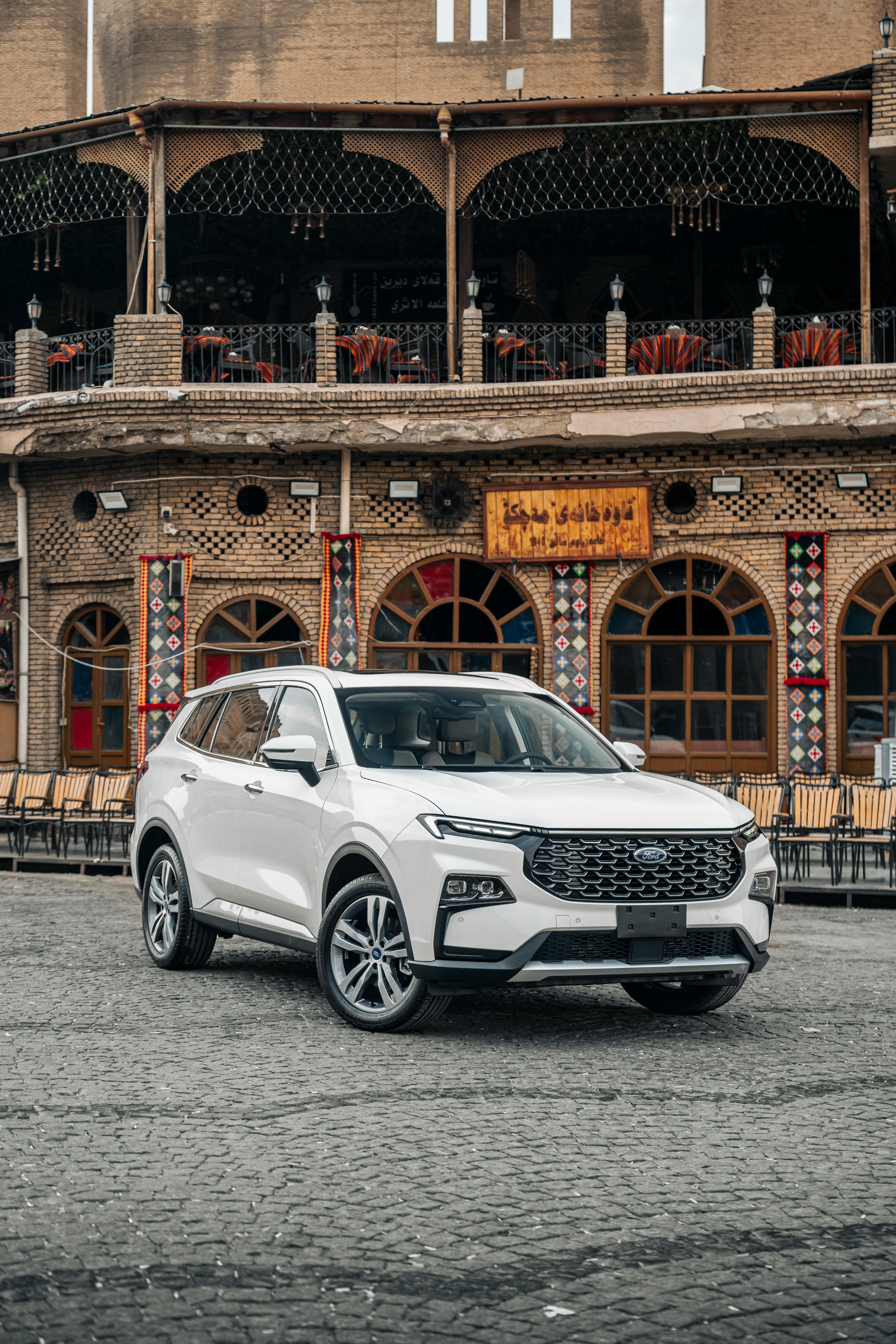 Modern Skyscraper with Car in Erbil, Iraq · Free Stock Photo