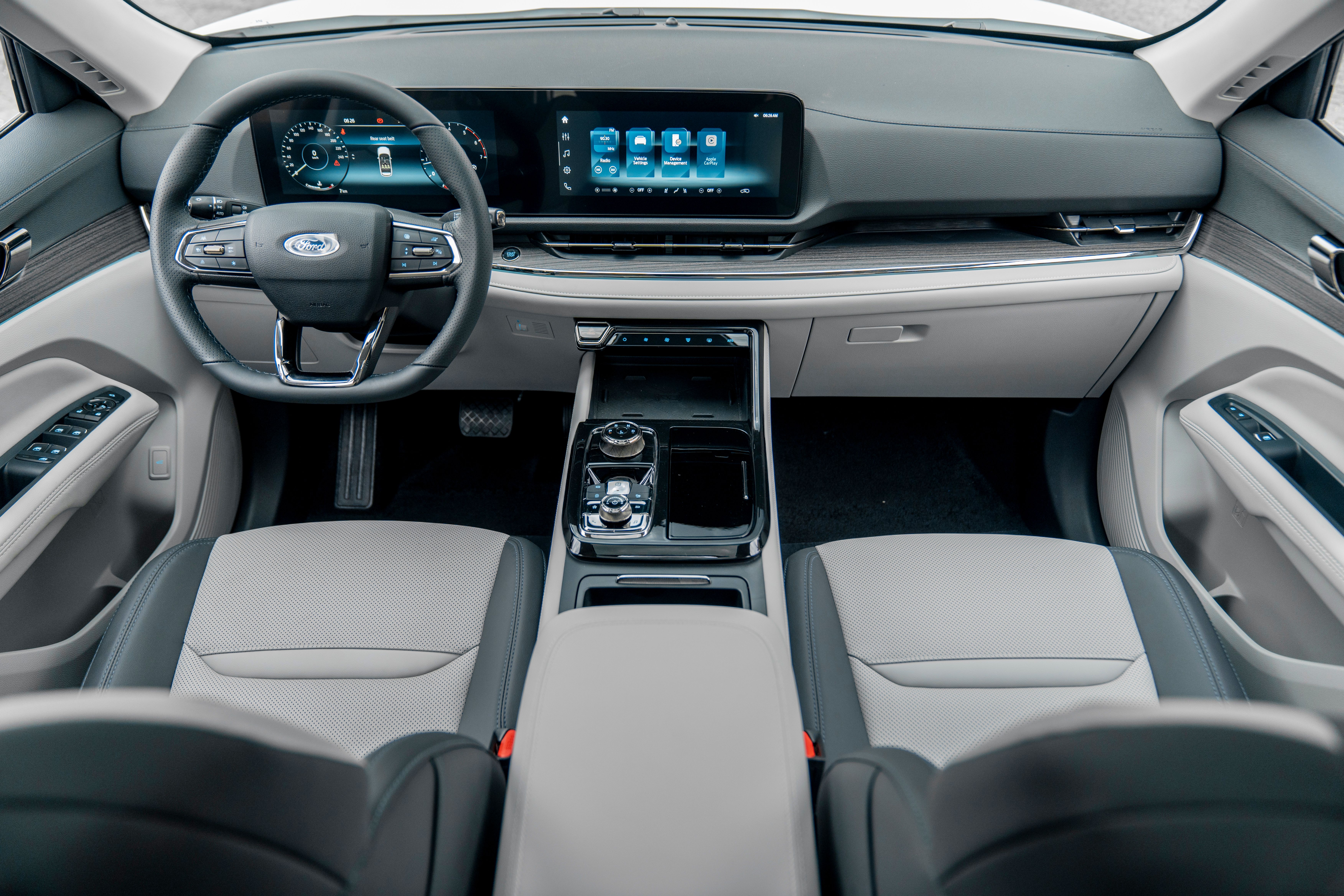 Interior De Carro Moderno Com Painel De Alta Tecnologia Em Erbil · Foto ...