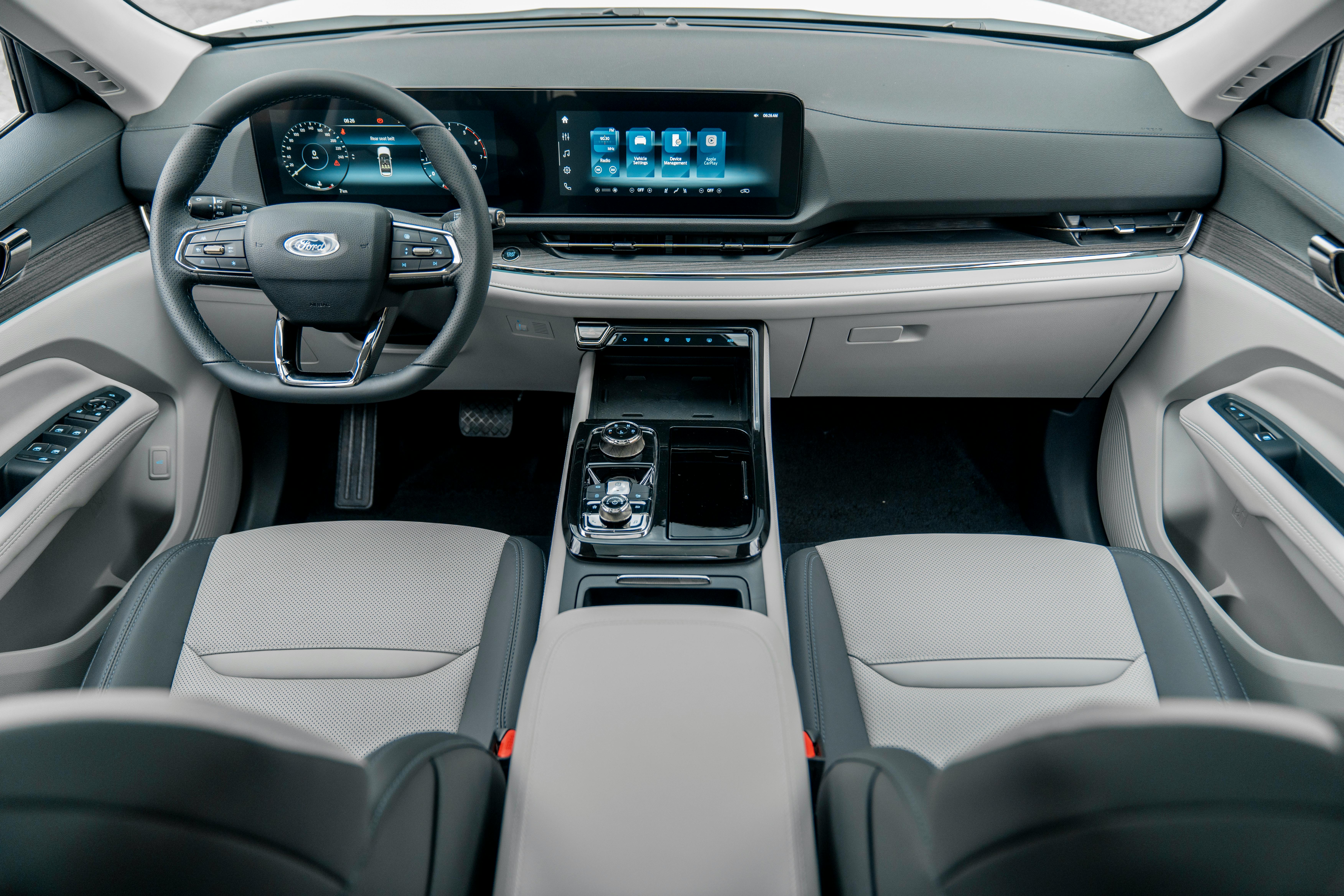 Interior De Un Coche Moderno Con Tablero De Instrumentos De Alta ...