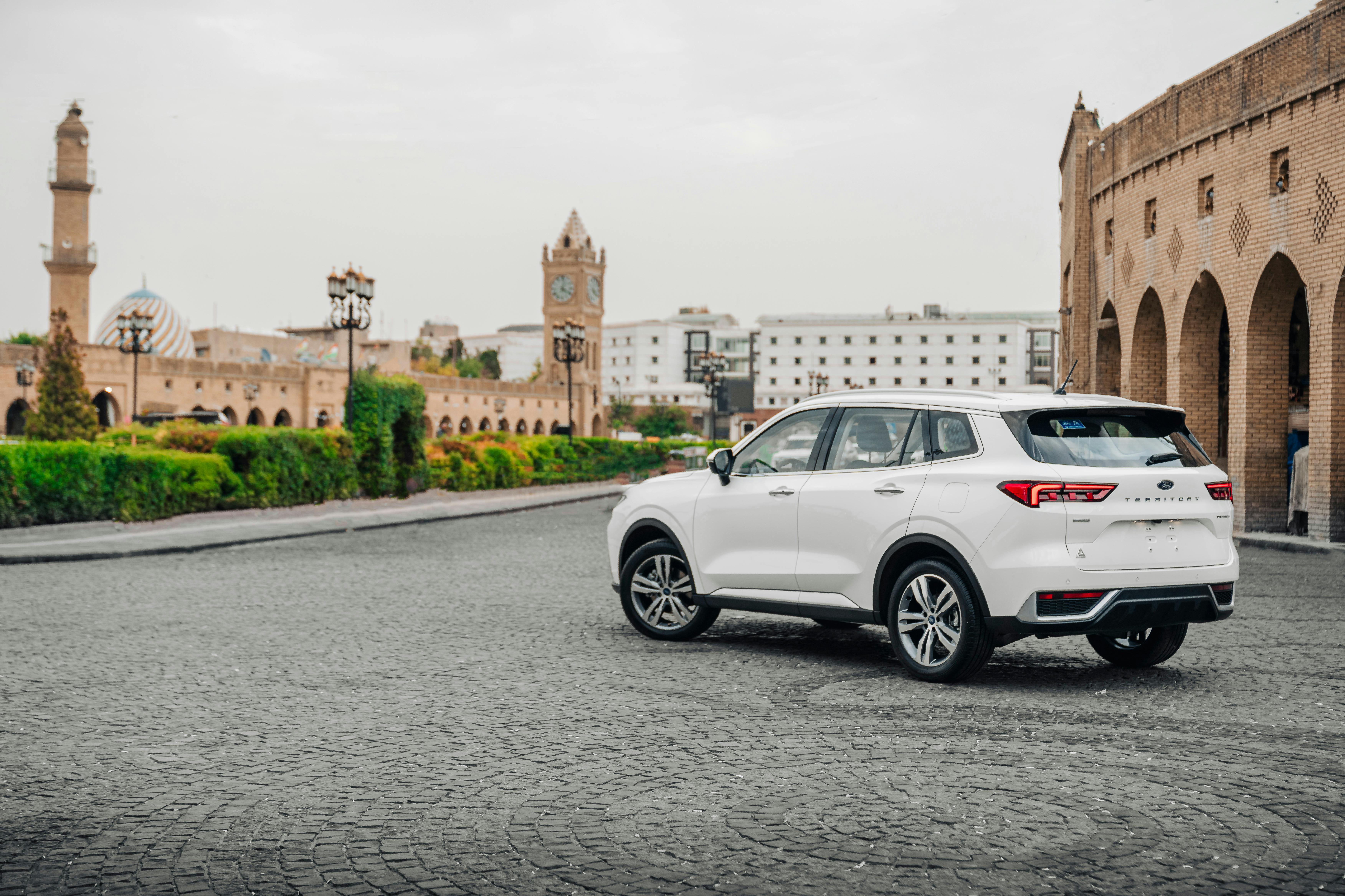 White SUV in front of Erbil Historic Architecture · Free Stock Photo