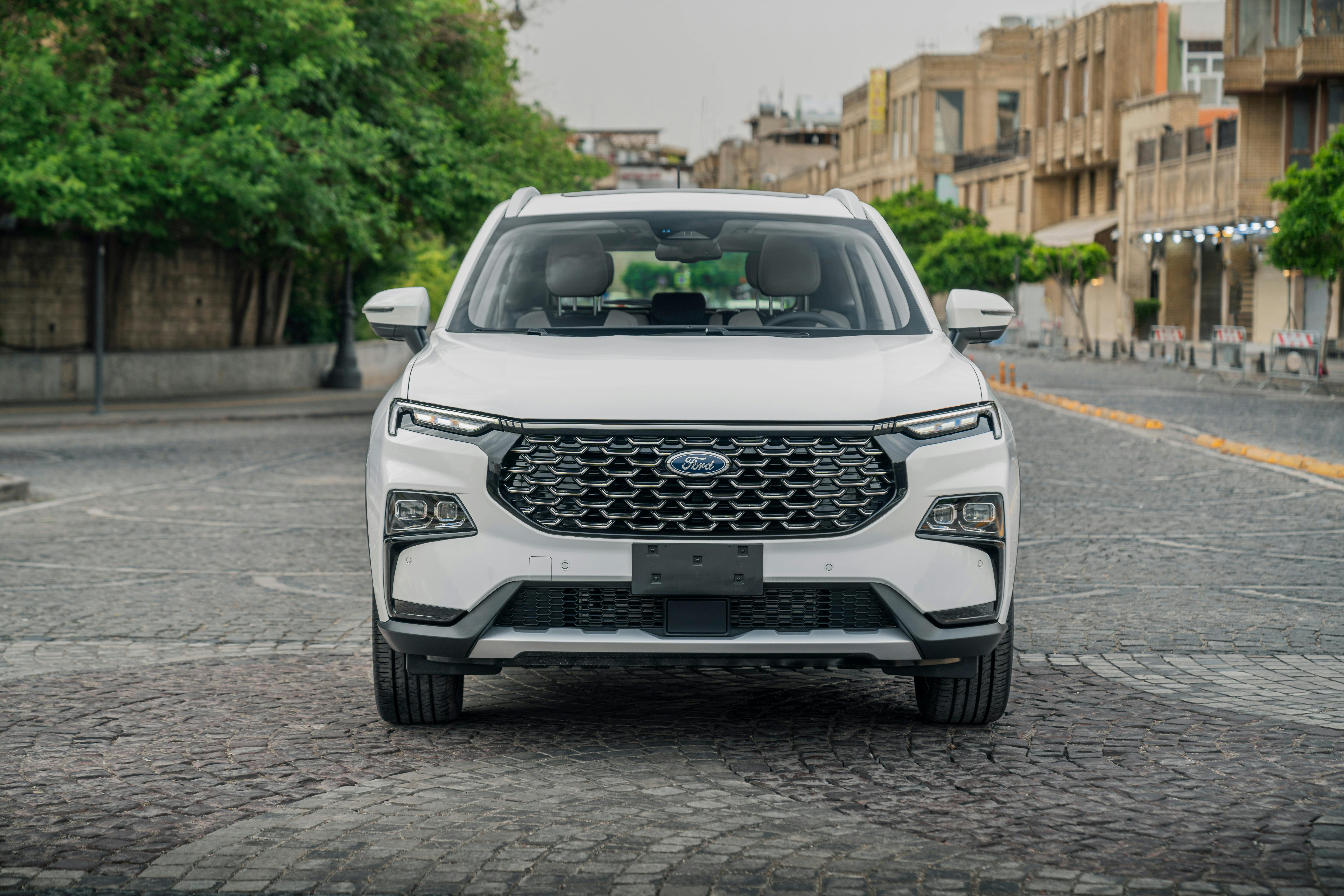 Modern Skyscraper with Car in Erbil, Iraq · Free Stock Photo