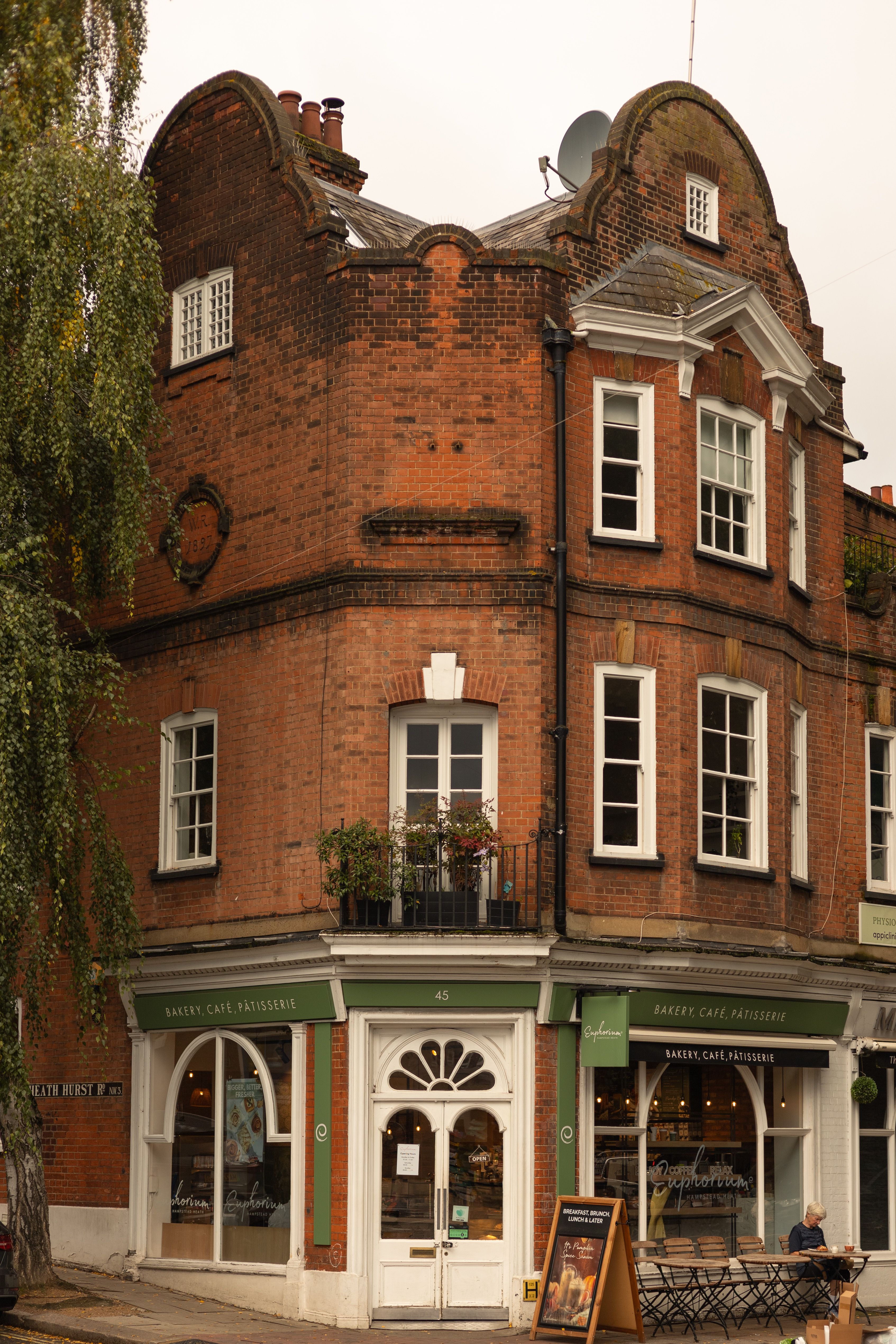 Charming Brick Cafe Building in London, UK · Free Stock Photo