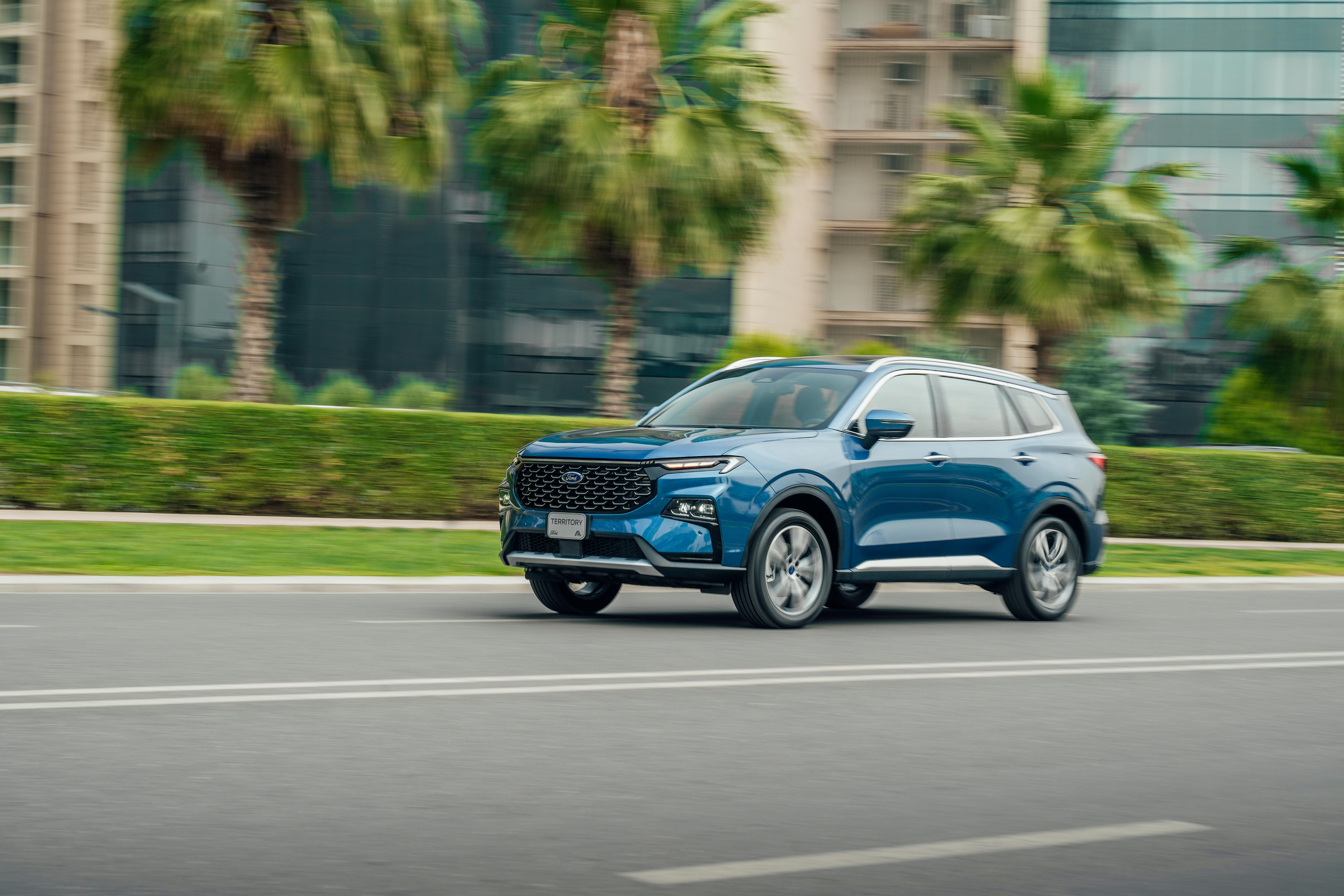 Blue SUV on Urban Street in Erbil, Iraq · Free Stock Photo