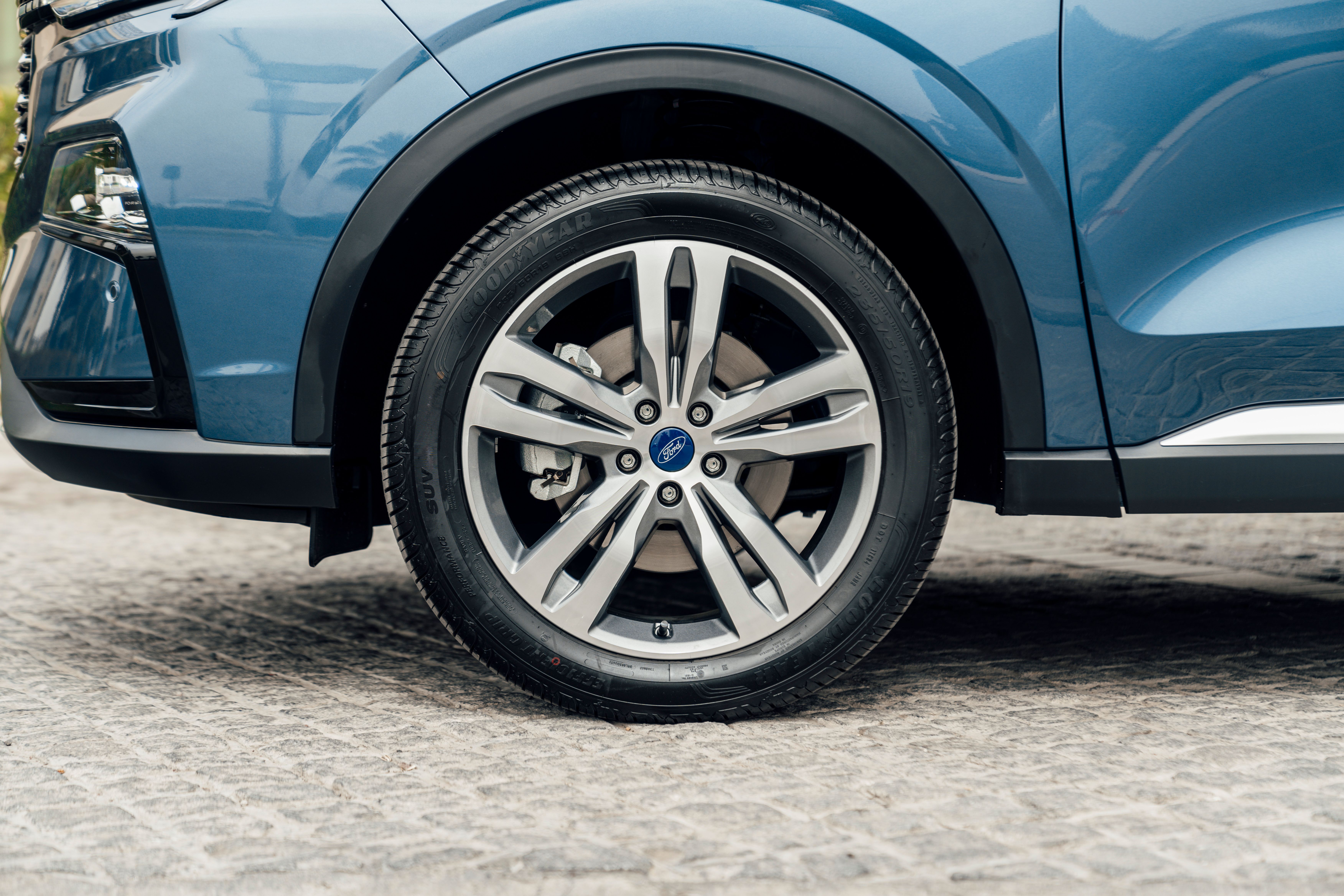 Close-up of Car Wheel and Tire on Paved Ground · Free Stock Photo