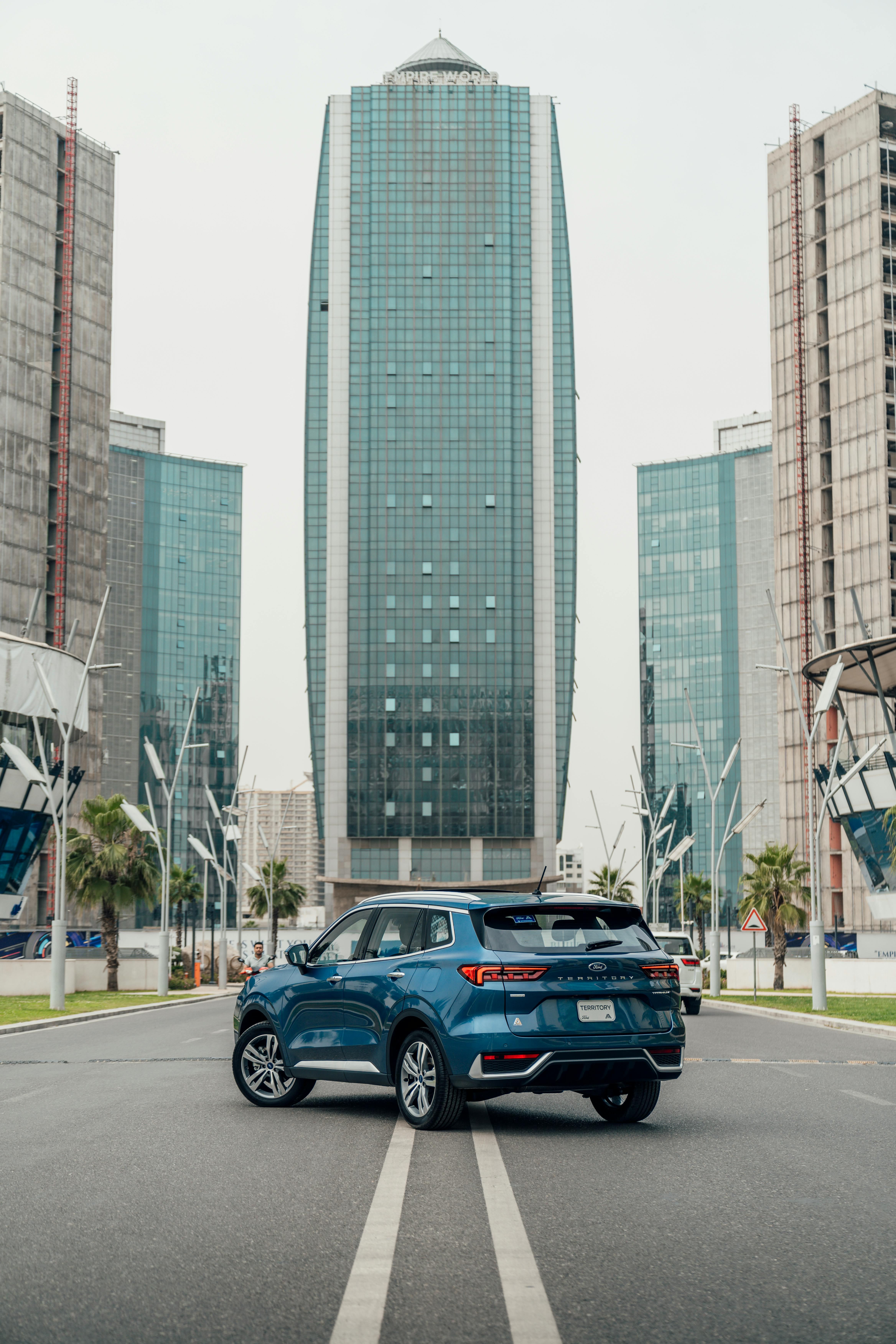 Modern Skyscraper with Car in Erbil, Iraq · Free Stock Photo