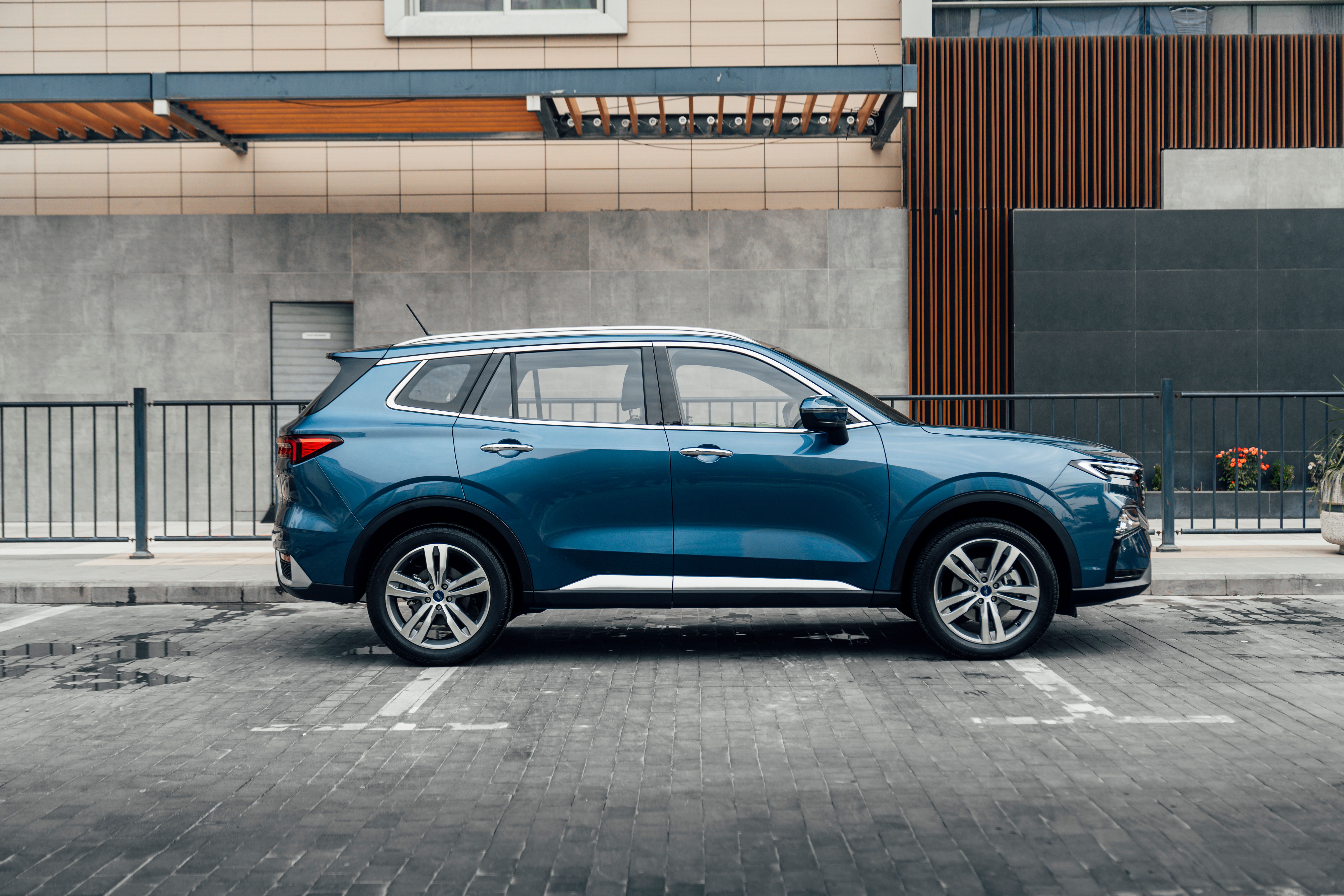 Sleek blue SUV parked in urban setting · Free Stock Photo