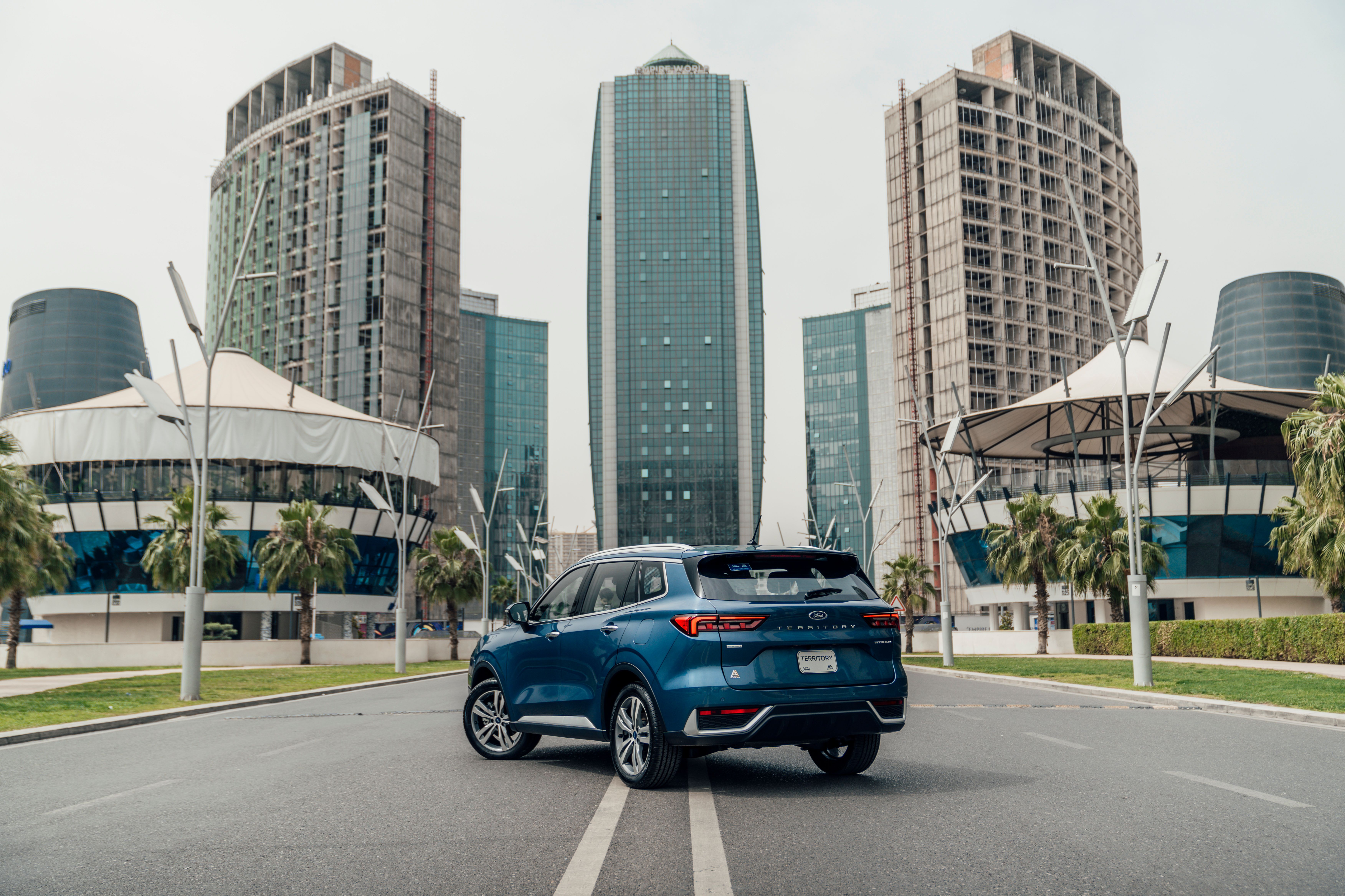 Modern SUV on Street in Erbil Urban Landscape · Free Stock Photo