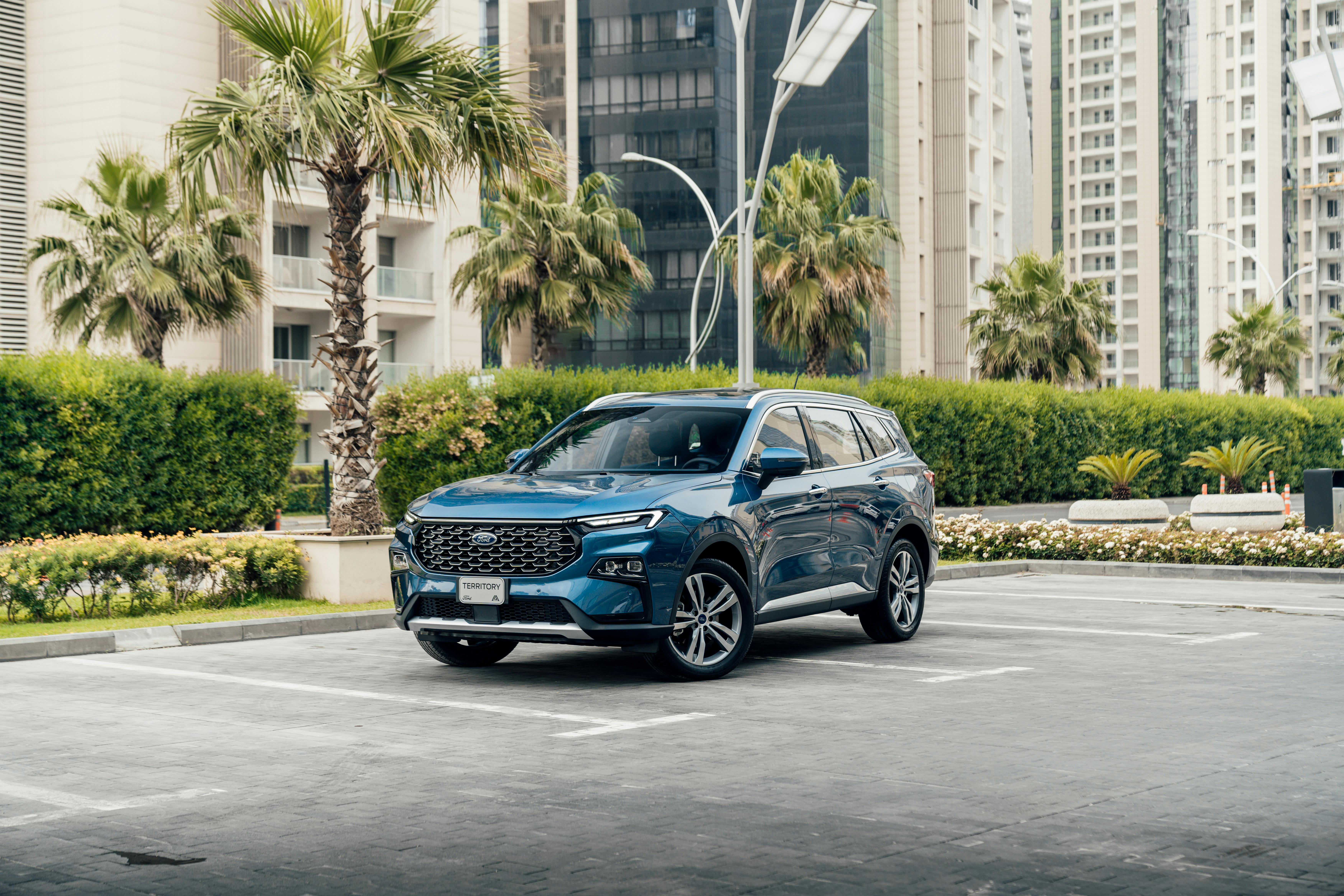 Modern Skyscraper with Car in Erbil, Iraq · Free Stock Photo