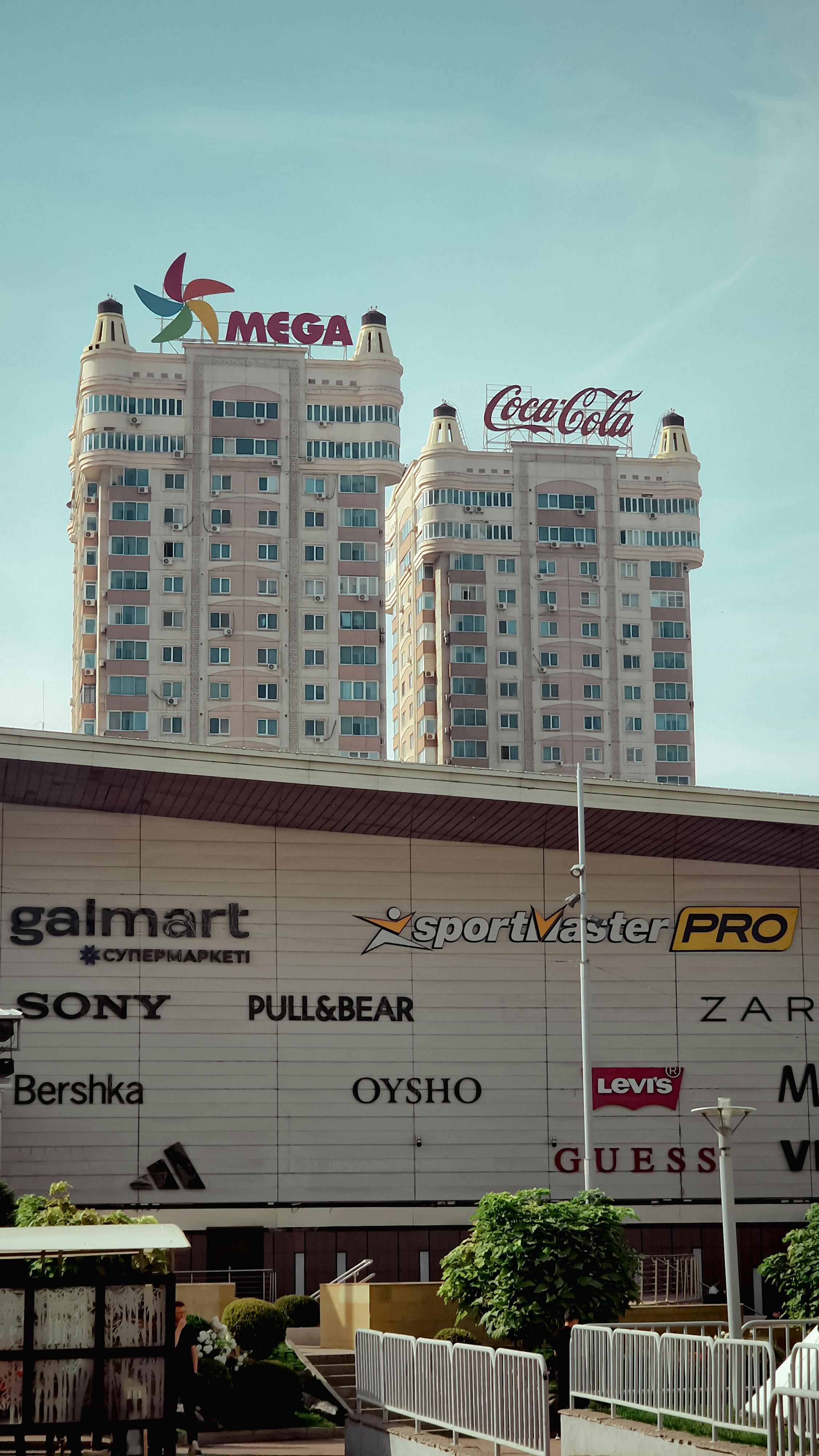 Vue Sur Le Centre Commercial Mega Mall Et La Tour Emblématique D'almaty ...