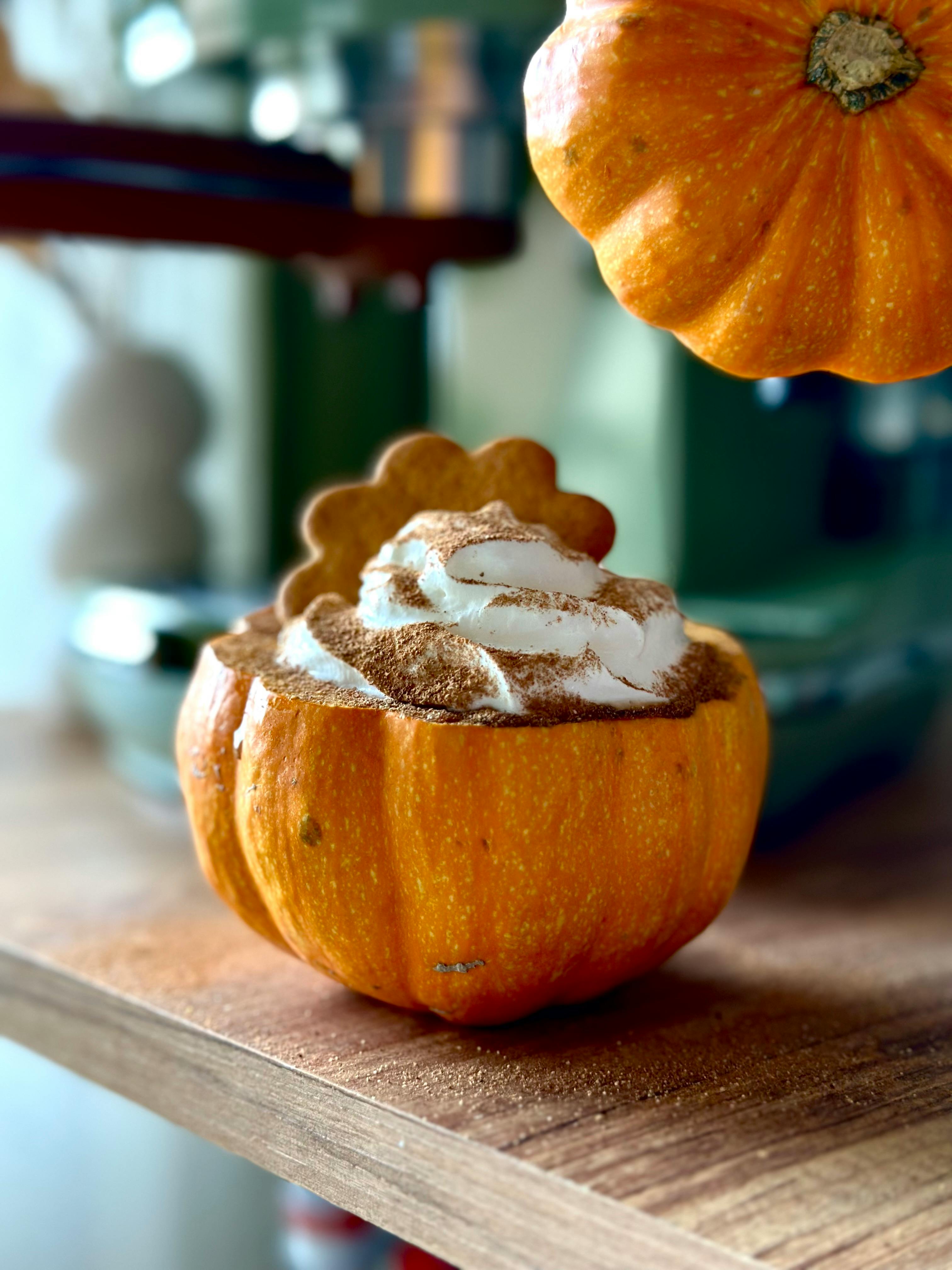 Postre De Calabaza Con Especias, Crema Batida Y Galletas · Foto de ...