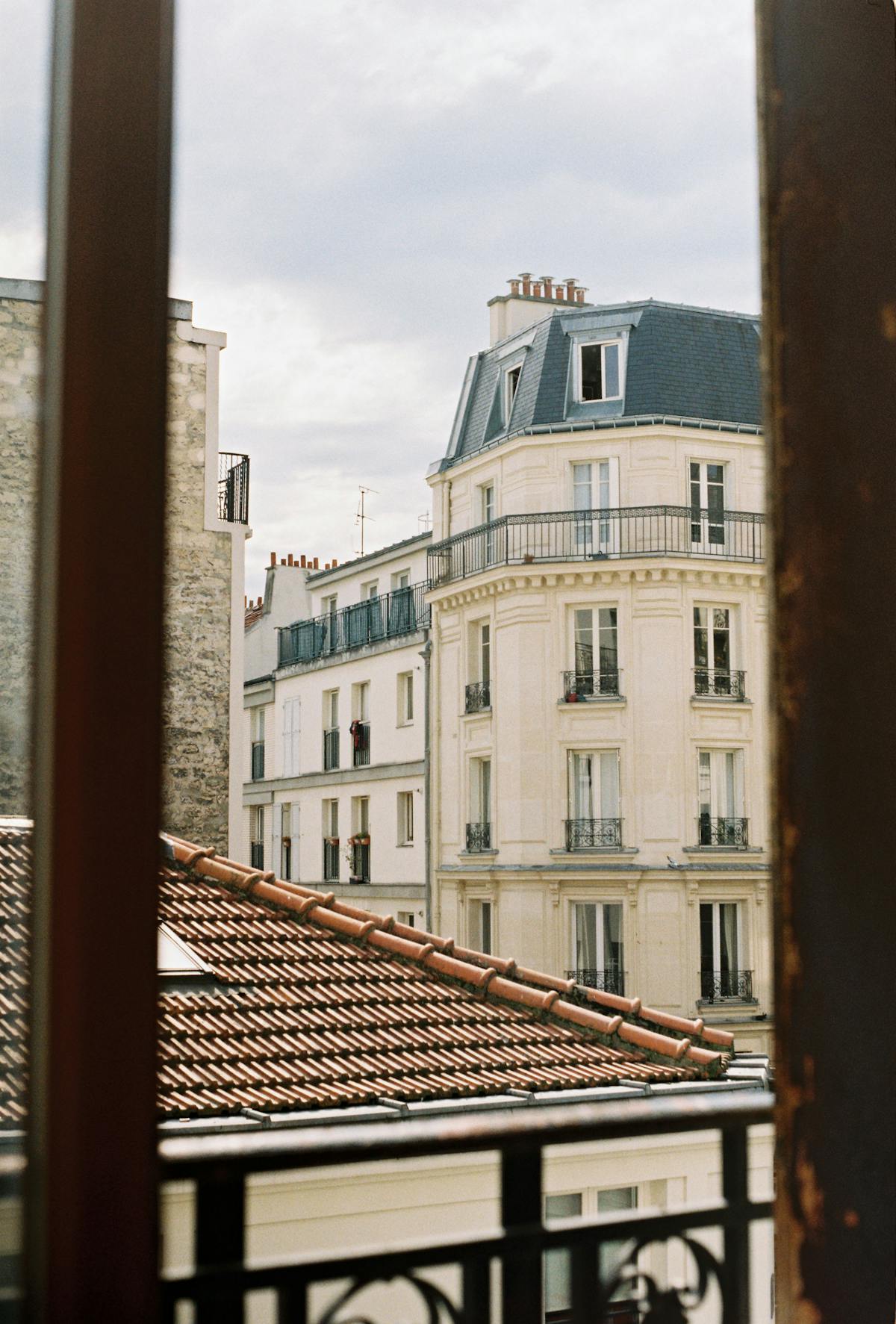 Family Satnding In Flat Balcony Backside View Photos, Download The BEST ...