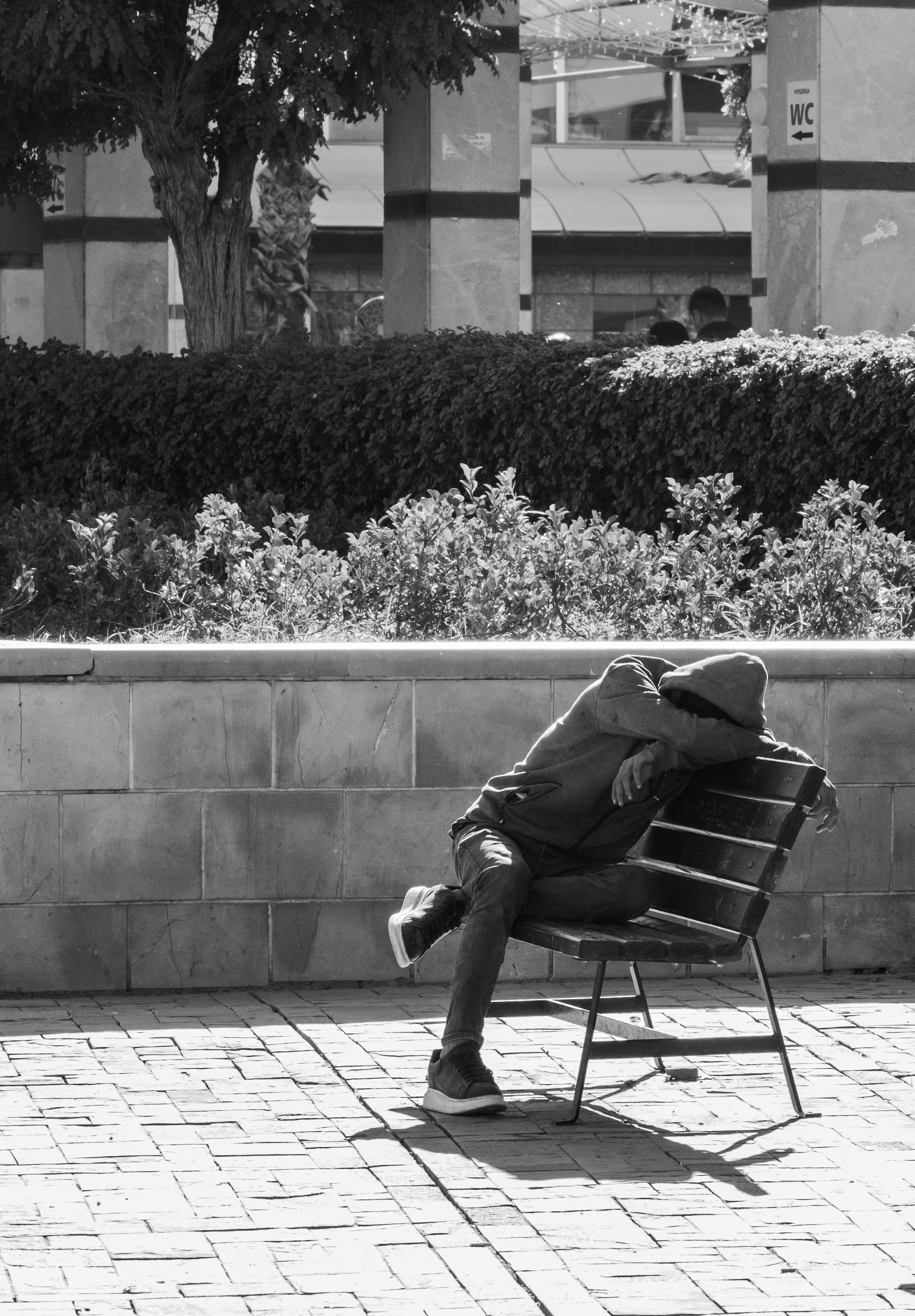 Persona Descansando En Un Banco En El Parque De Esmirna · Foto de stock ...