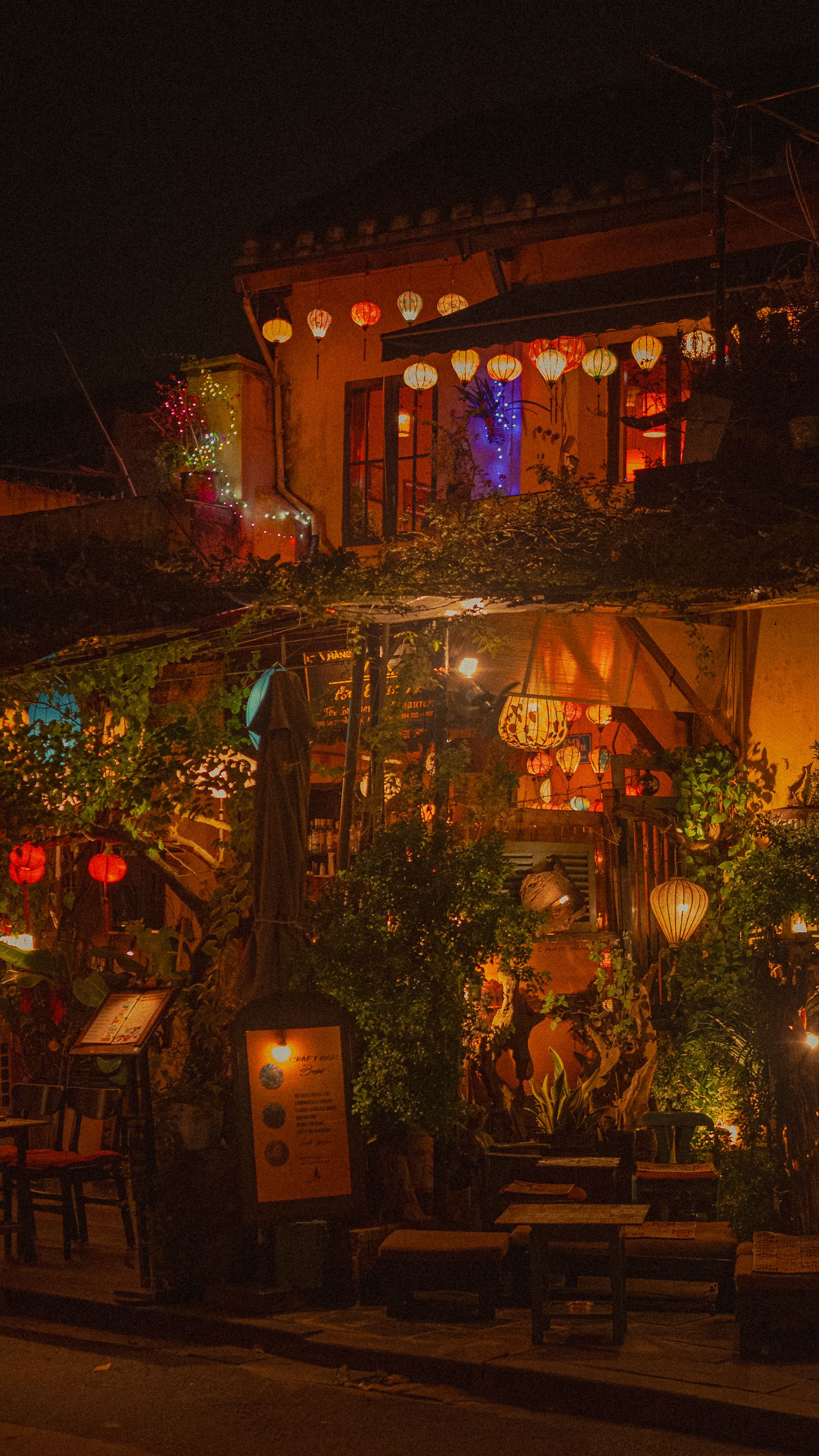 Charming Nighttime Cafe with Lantern Decor · Free Stock Photo