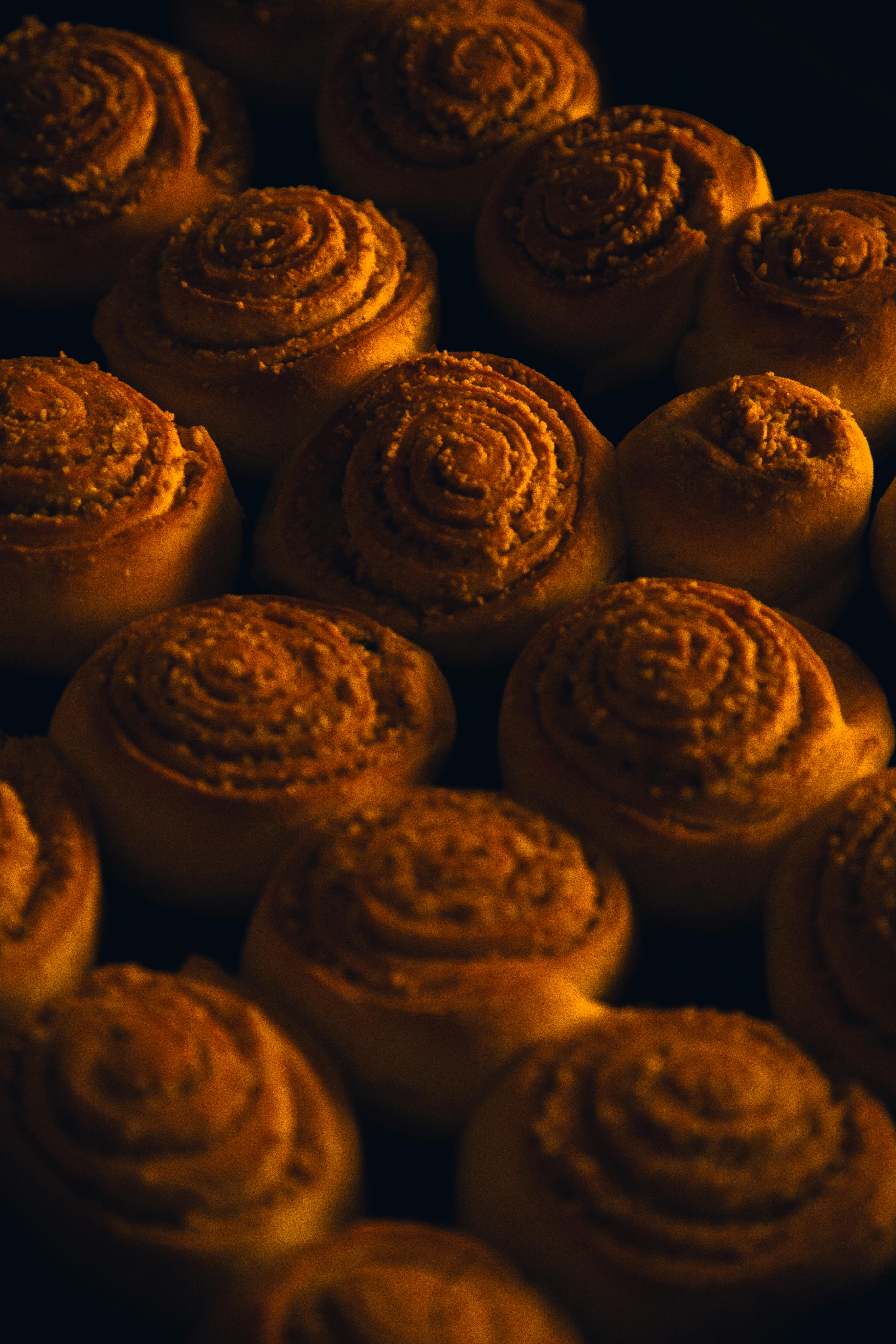 Close-up of Freshly Baked Cinnamon Rolls · Free Stock Photo