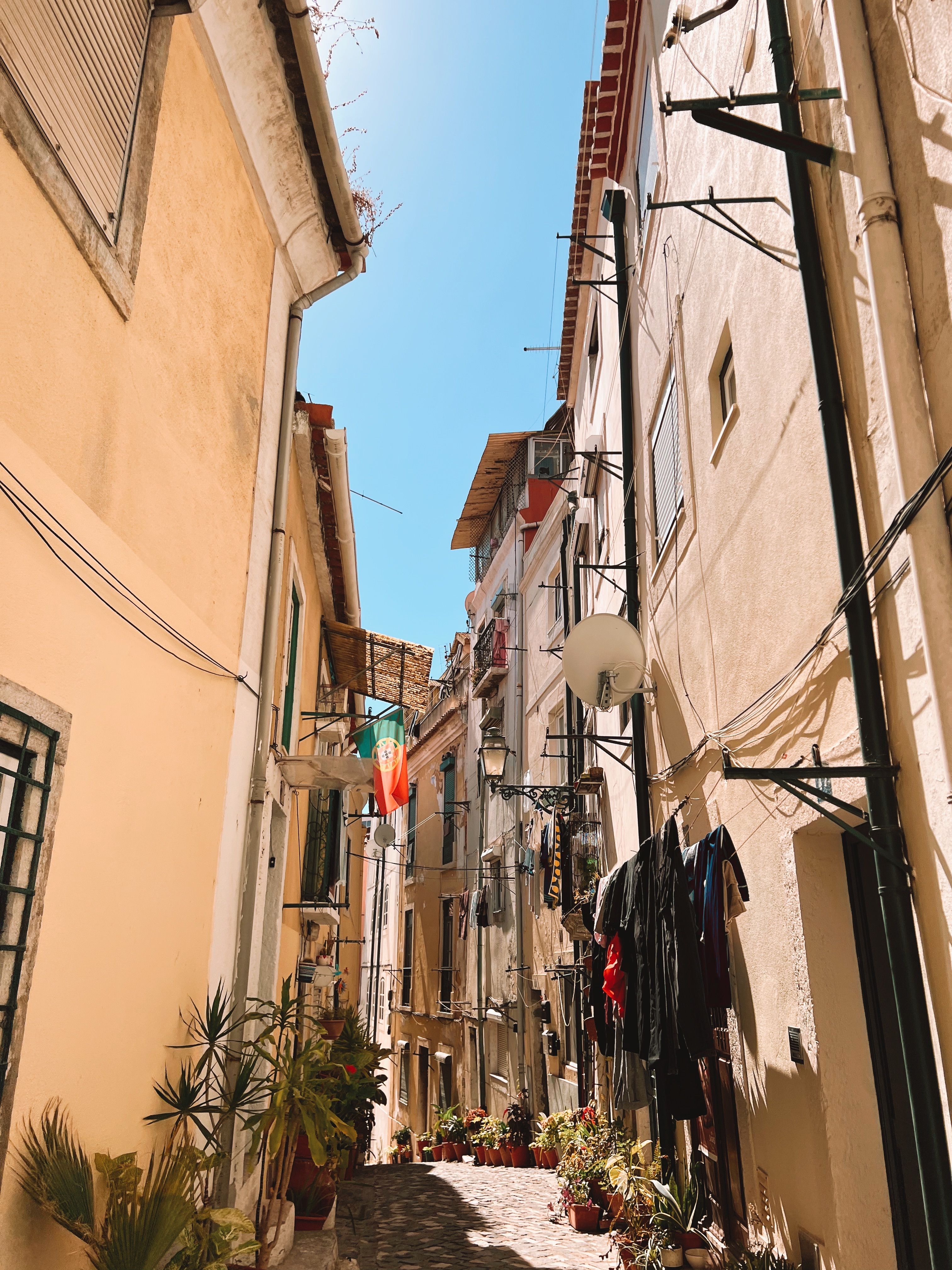 Charming narrow street with colorful buildings · Free Stock Photo