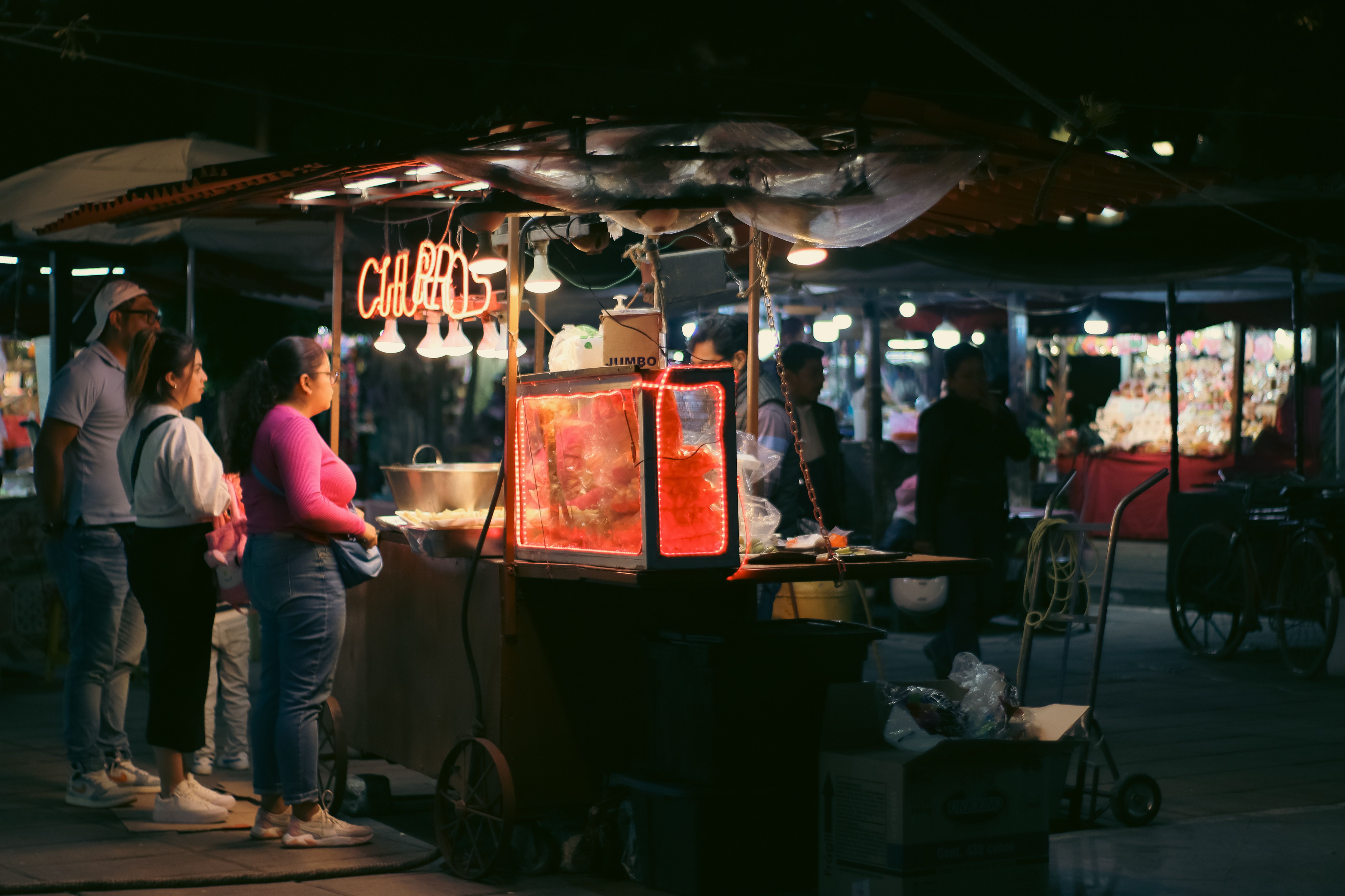 Vibrant Night Market with Lively Vendor Stalls · Free Stock Photo