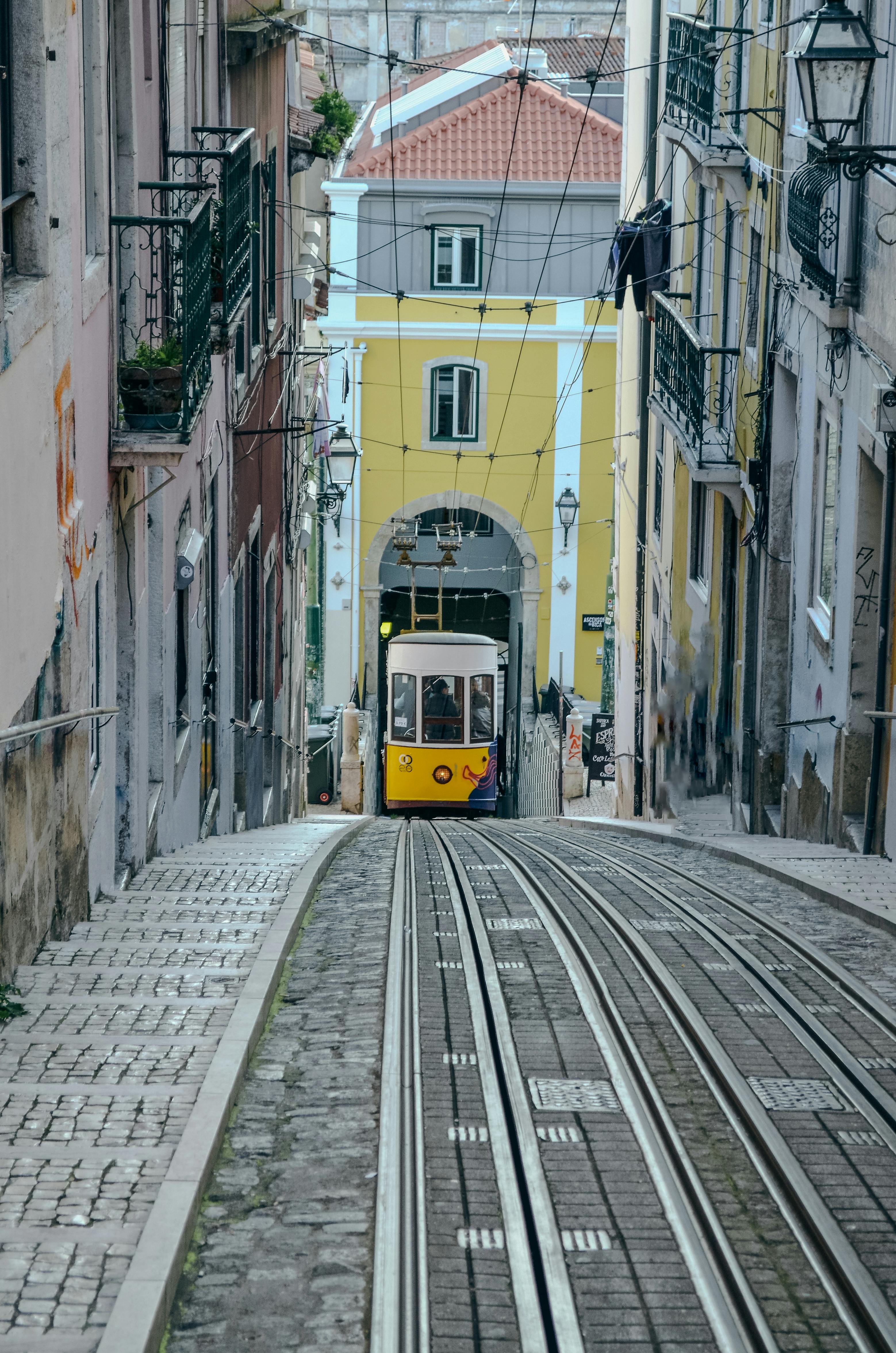 Tranvía Emblemático En Las Calles De Lisboa, Portugal · Foto de stock ...