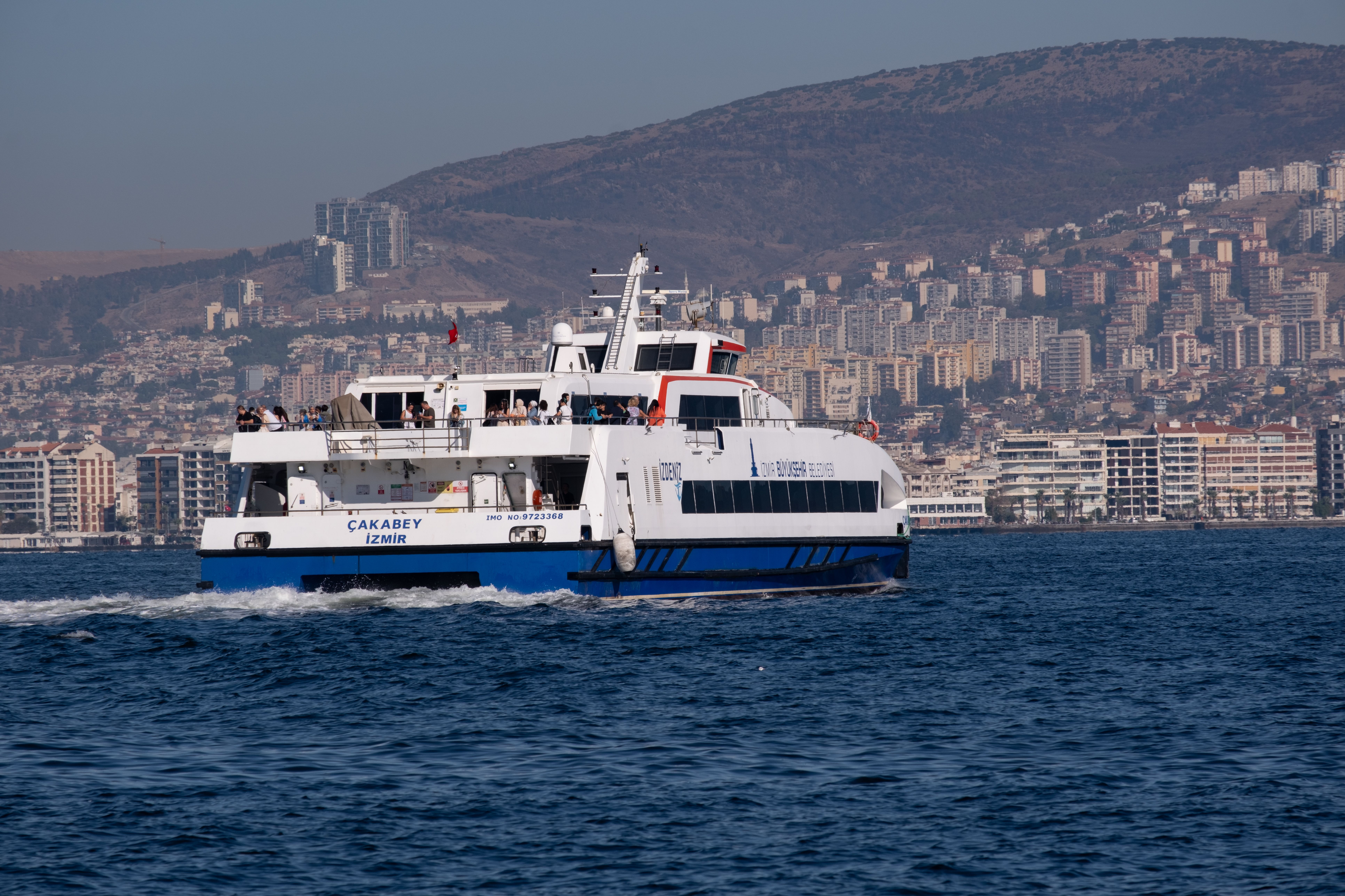 Ferry Cruzando La Bahía De Esmirna Con Vista A La Ciudad · Foto de ...