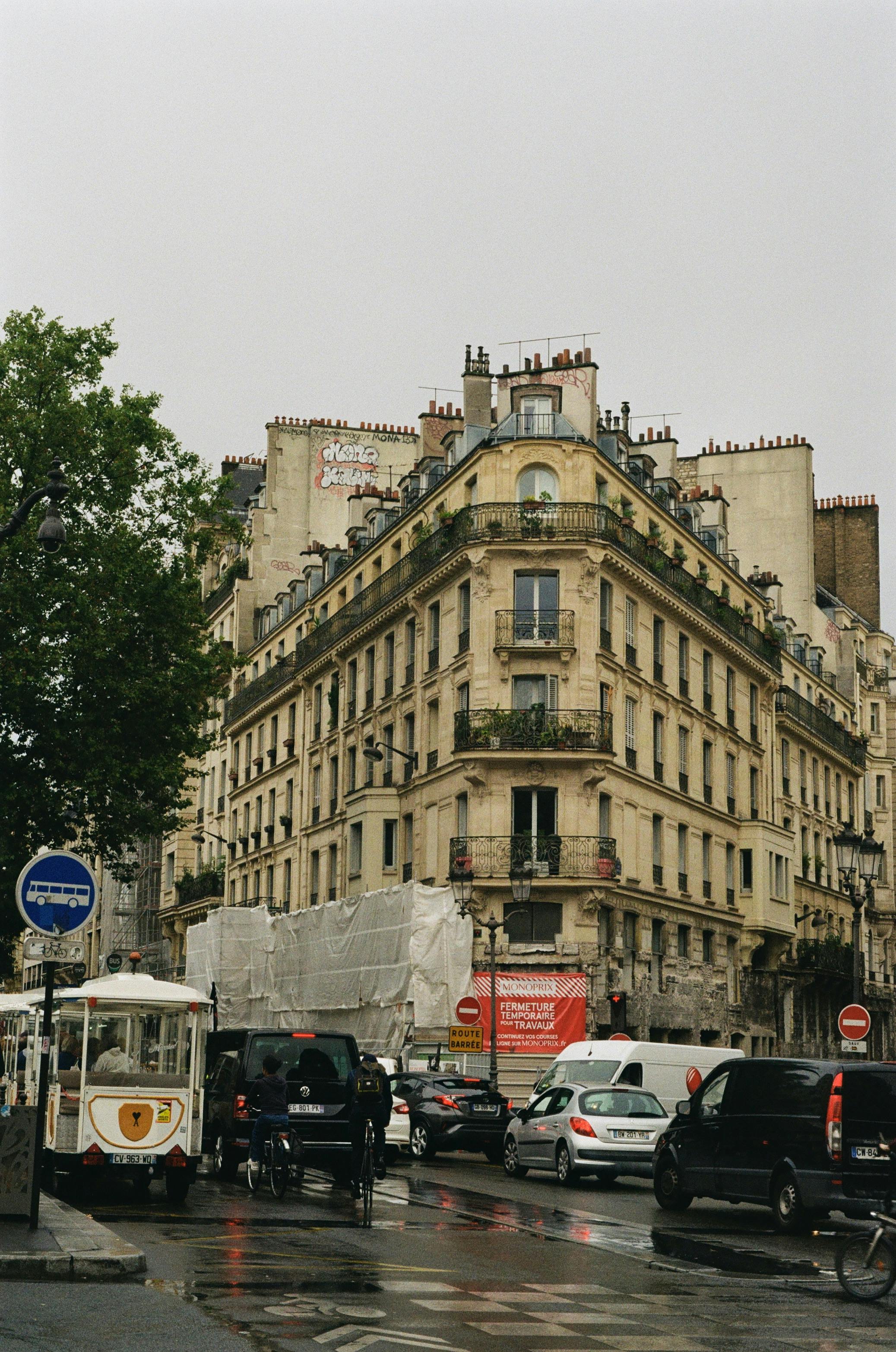 Charming Parisian Street Scene with Classic Architecture · Free Stock Photo