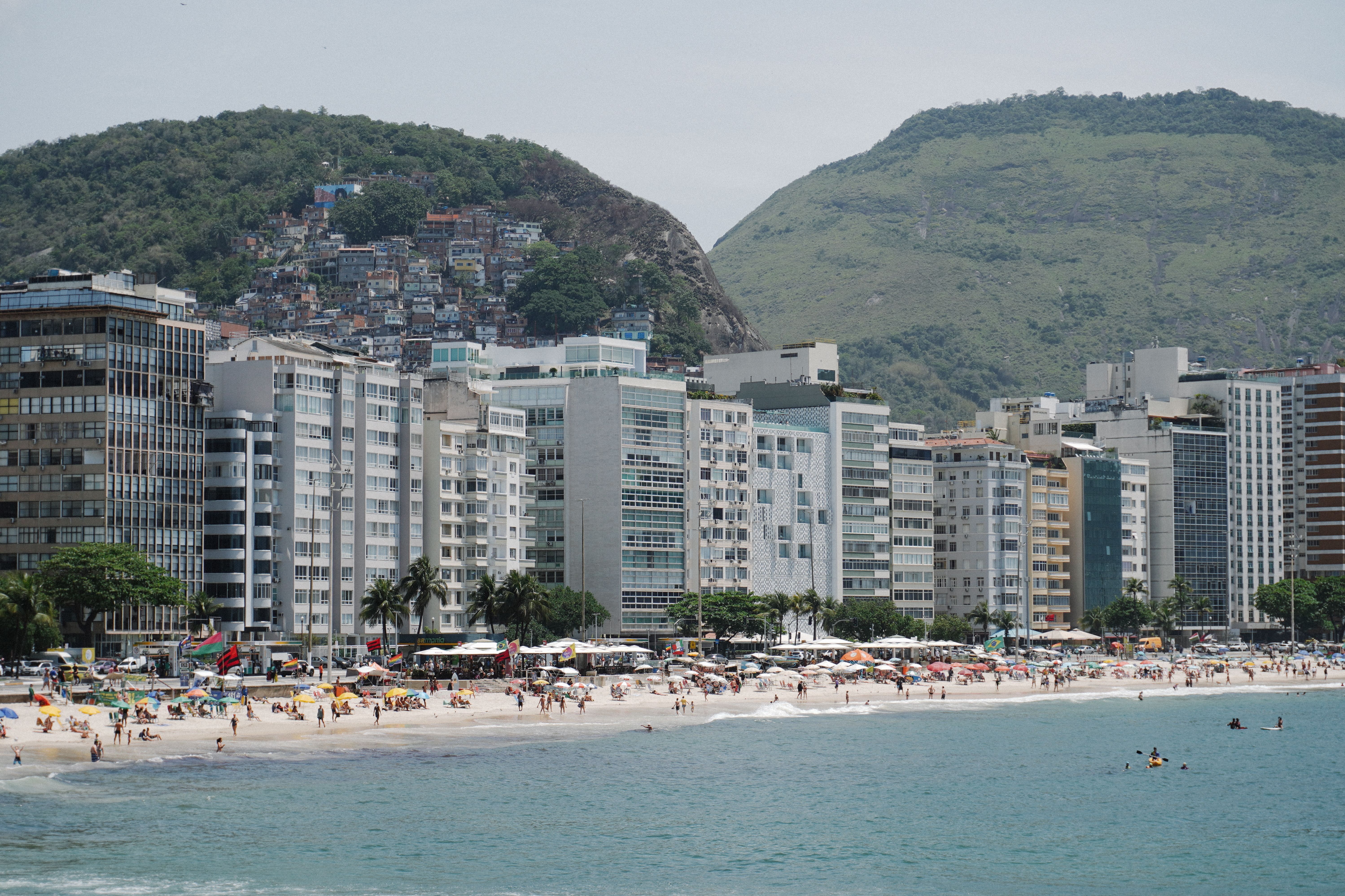 Praia De Copacabana Lotada Com Vista Da Paisagem Urbana · Foto ...